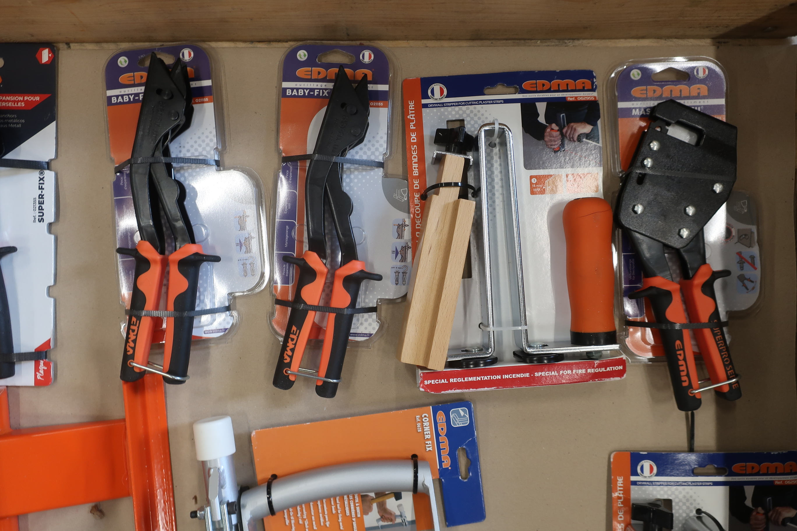 Sortiment med Edma-produkter ( fotlyft, fixertång och bärhandtag m.m ...