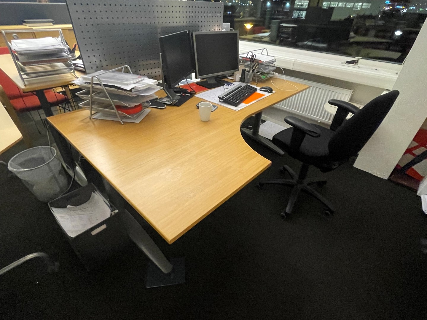 Office workstations 3 pcs, raise and lower desks - PS Auction - We ...