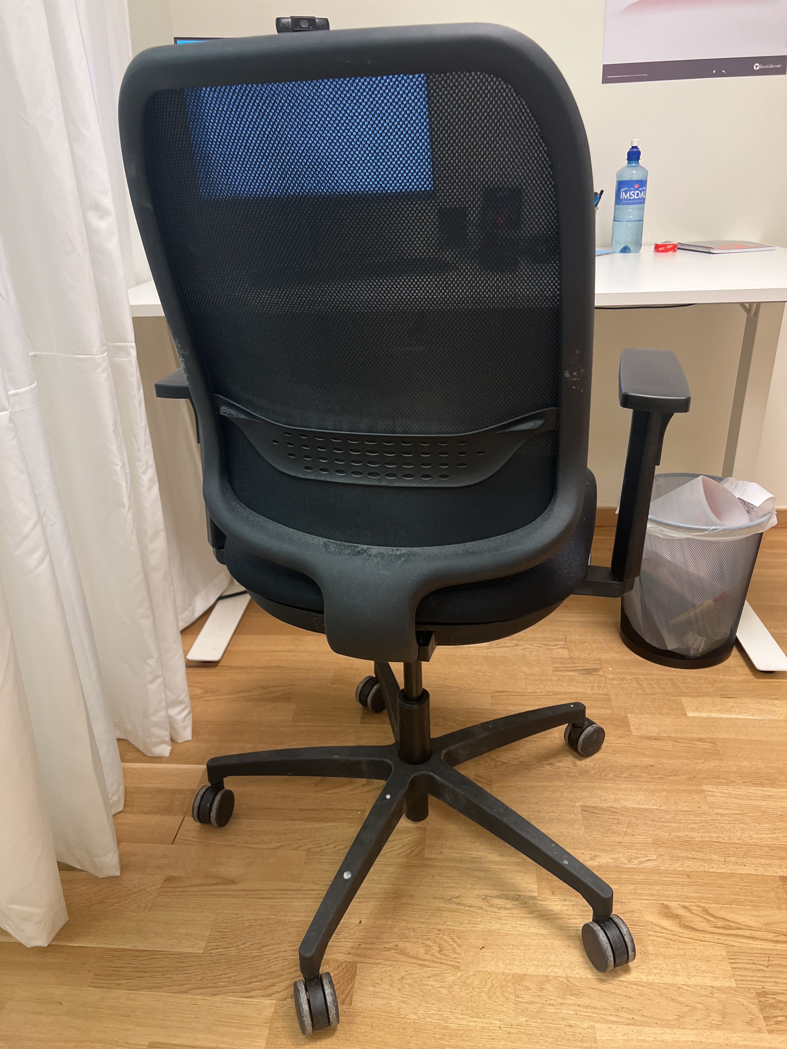 Electric desk, chairs, shelf and trolley - PS Auction - We value the ...