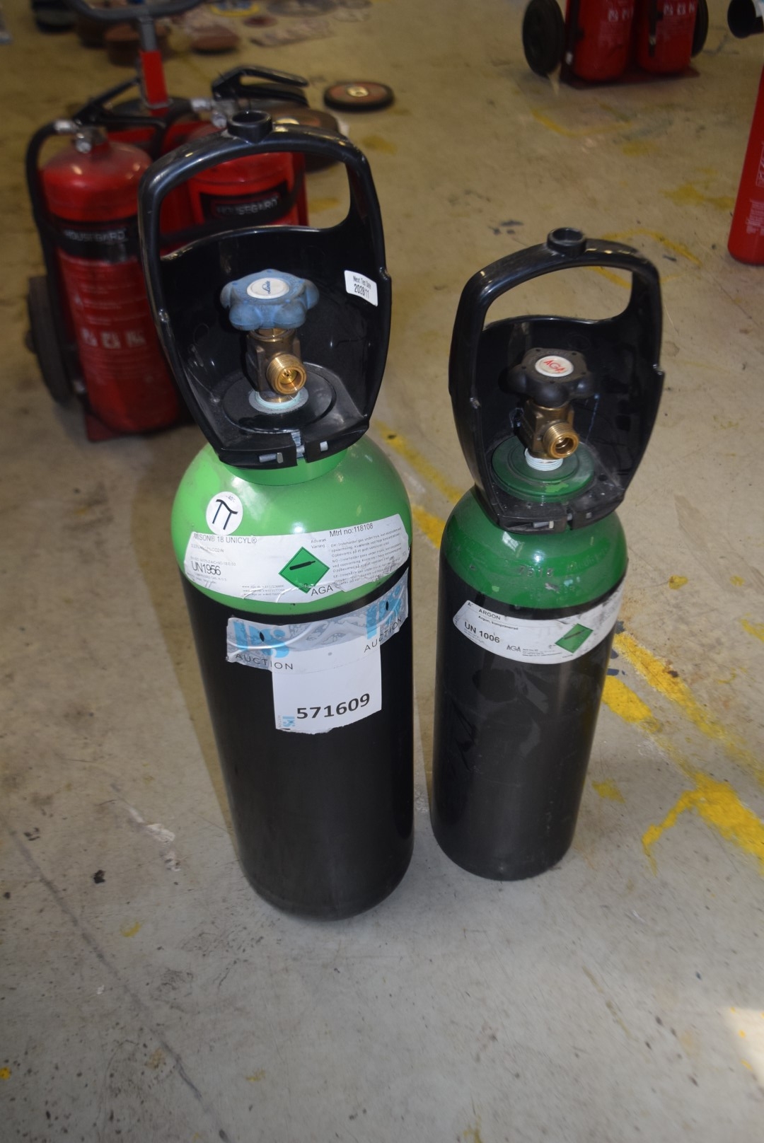 Friköpta flaskor Argon & Mison 18, 2 st - Auktioner online ...