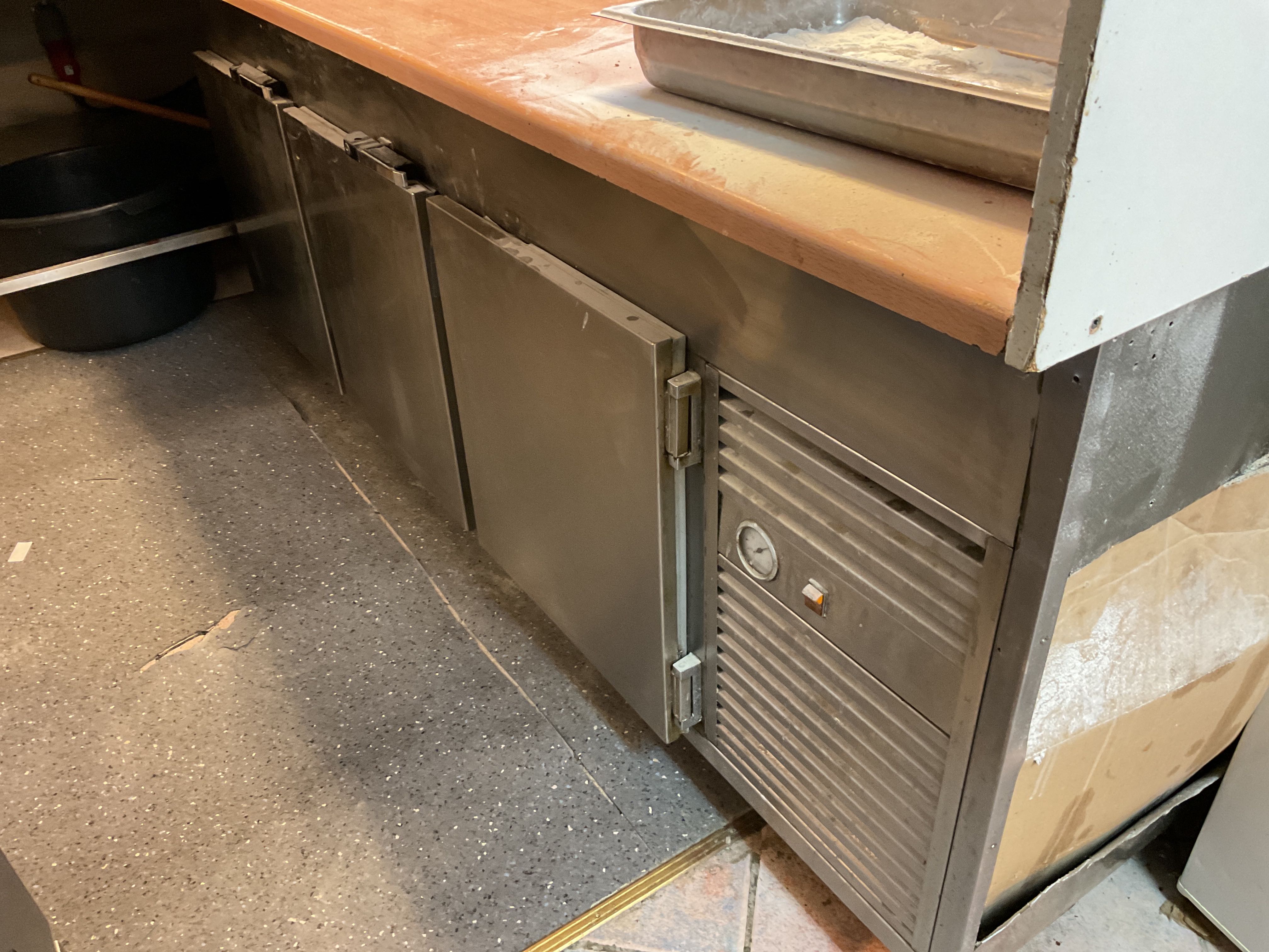 Pizza bench with cooling trough - PS Auction - We value the future ...