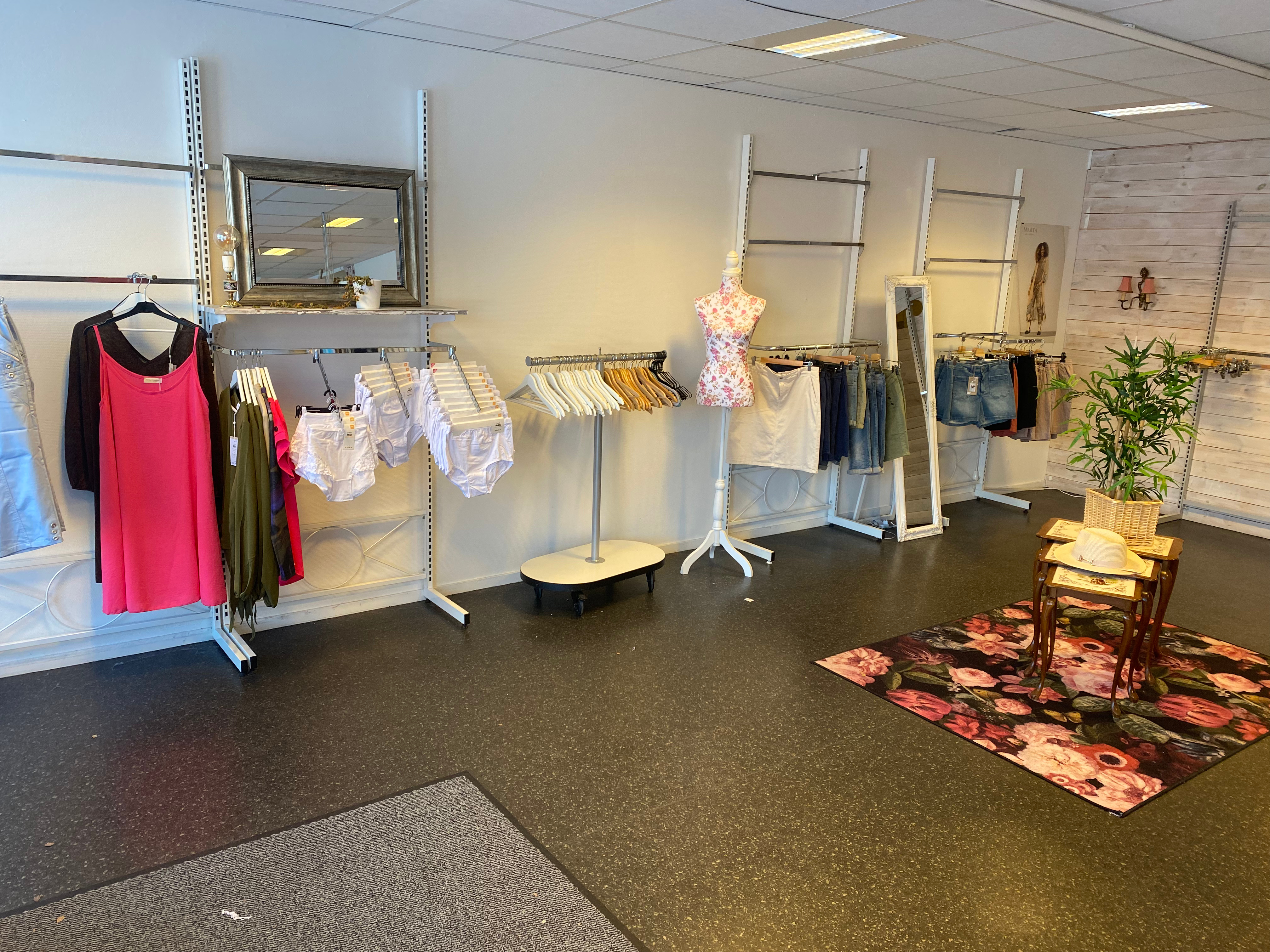 Parti med kläder, skor och accessoarer - Auktioner online ...