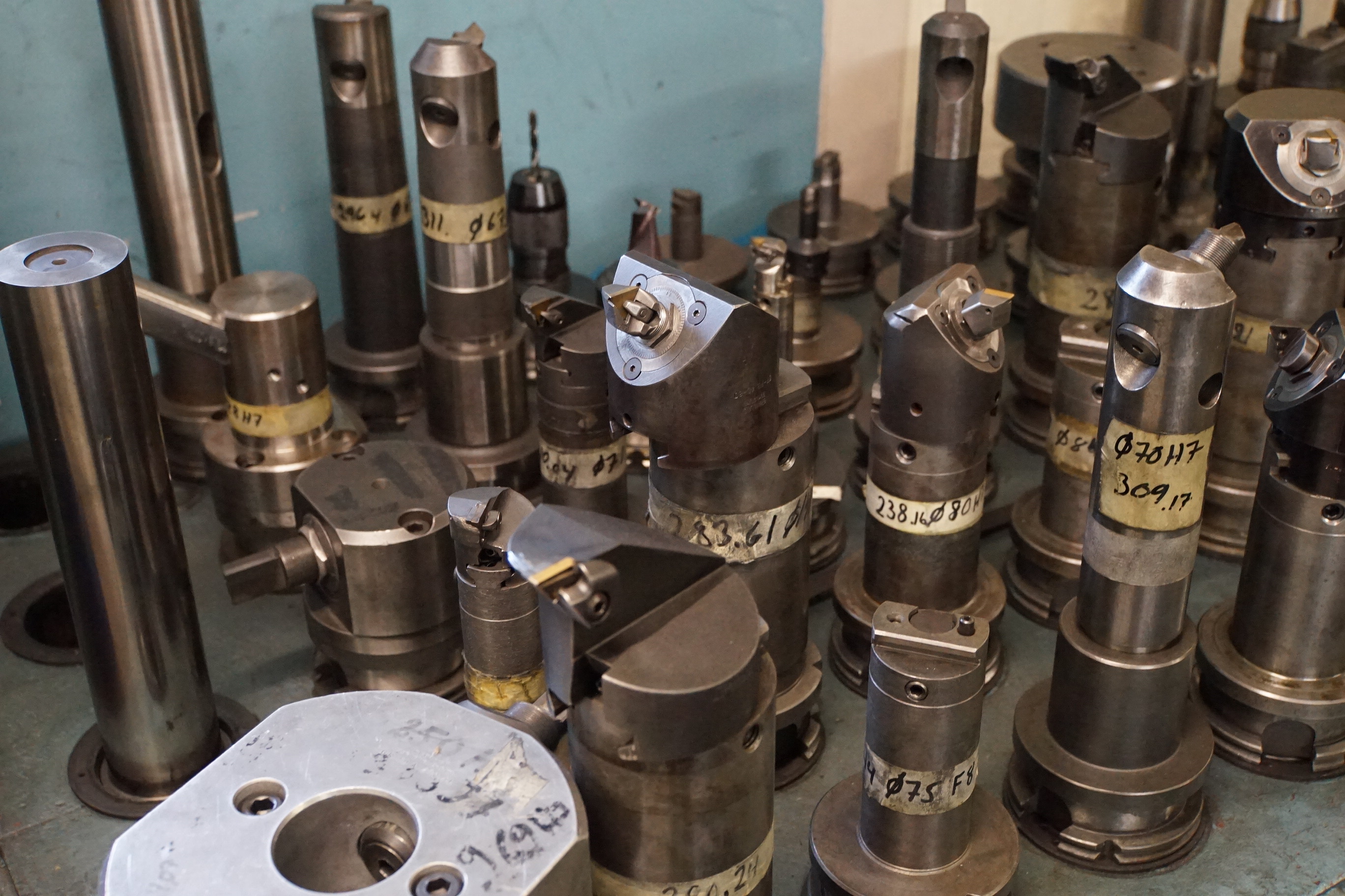 Bench with tool holder and tools ISO 50 - PS Auction - We value the ...