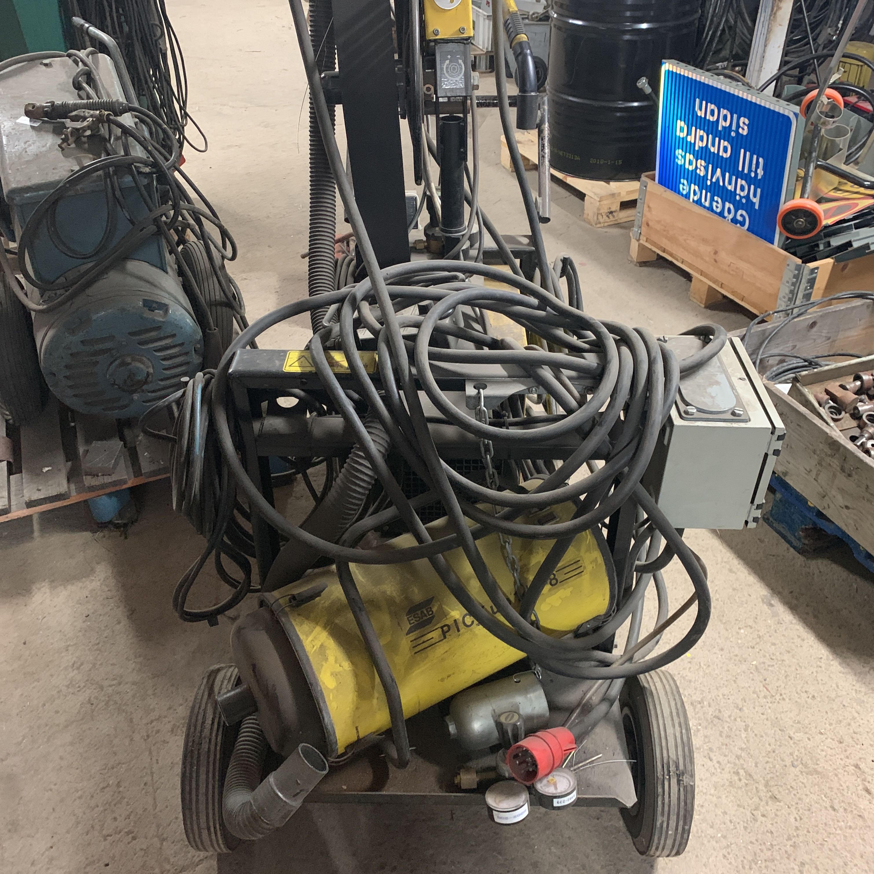 Mig-Svets ESAB LUA 400, feeder and extractor - PS Auction - We value ...