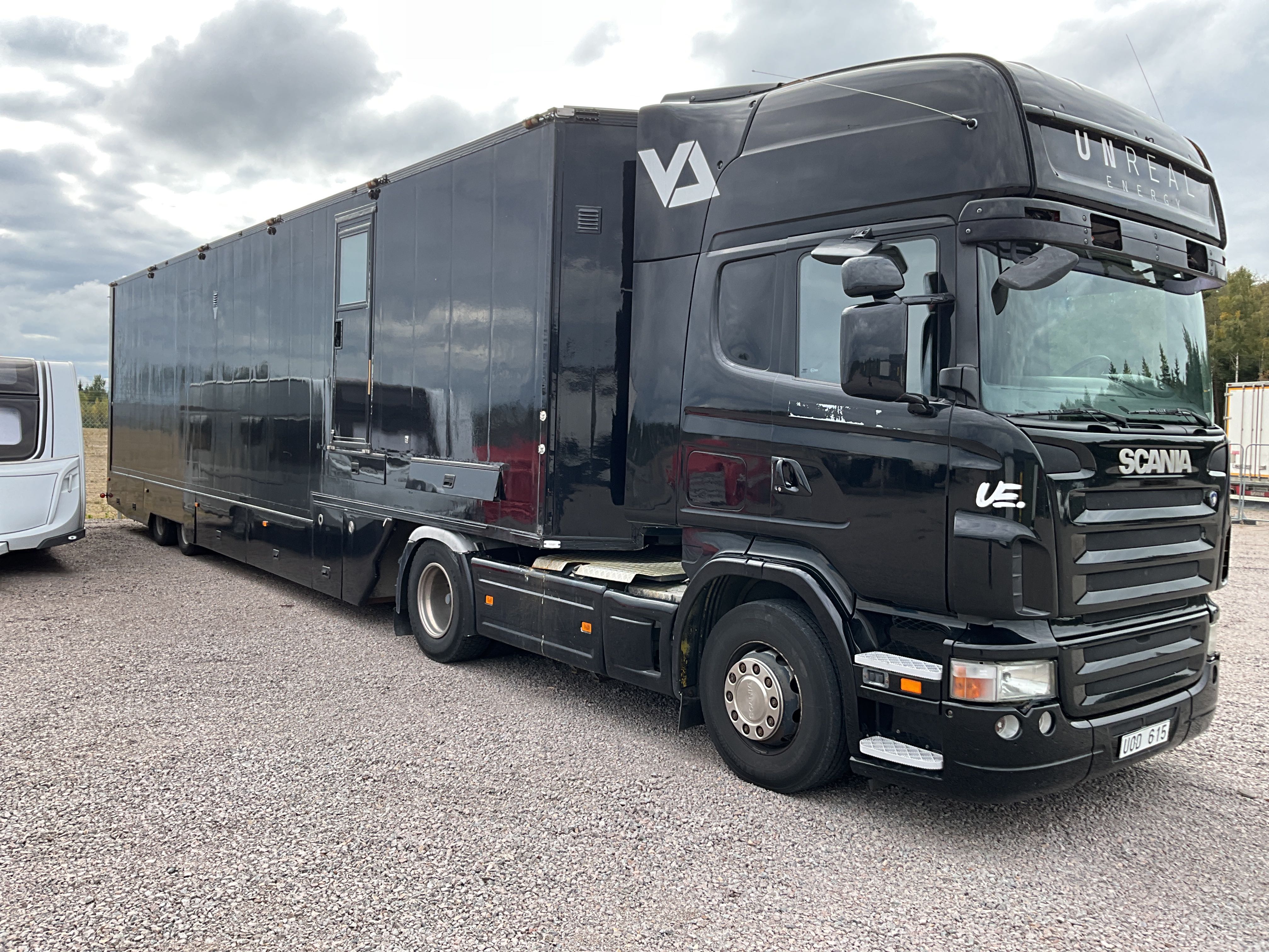 Scania dragbil med VM-trailer för racing - Auktioner online ...