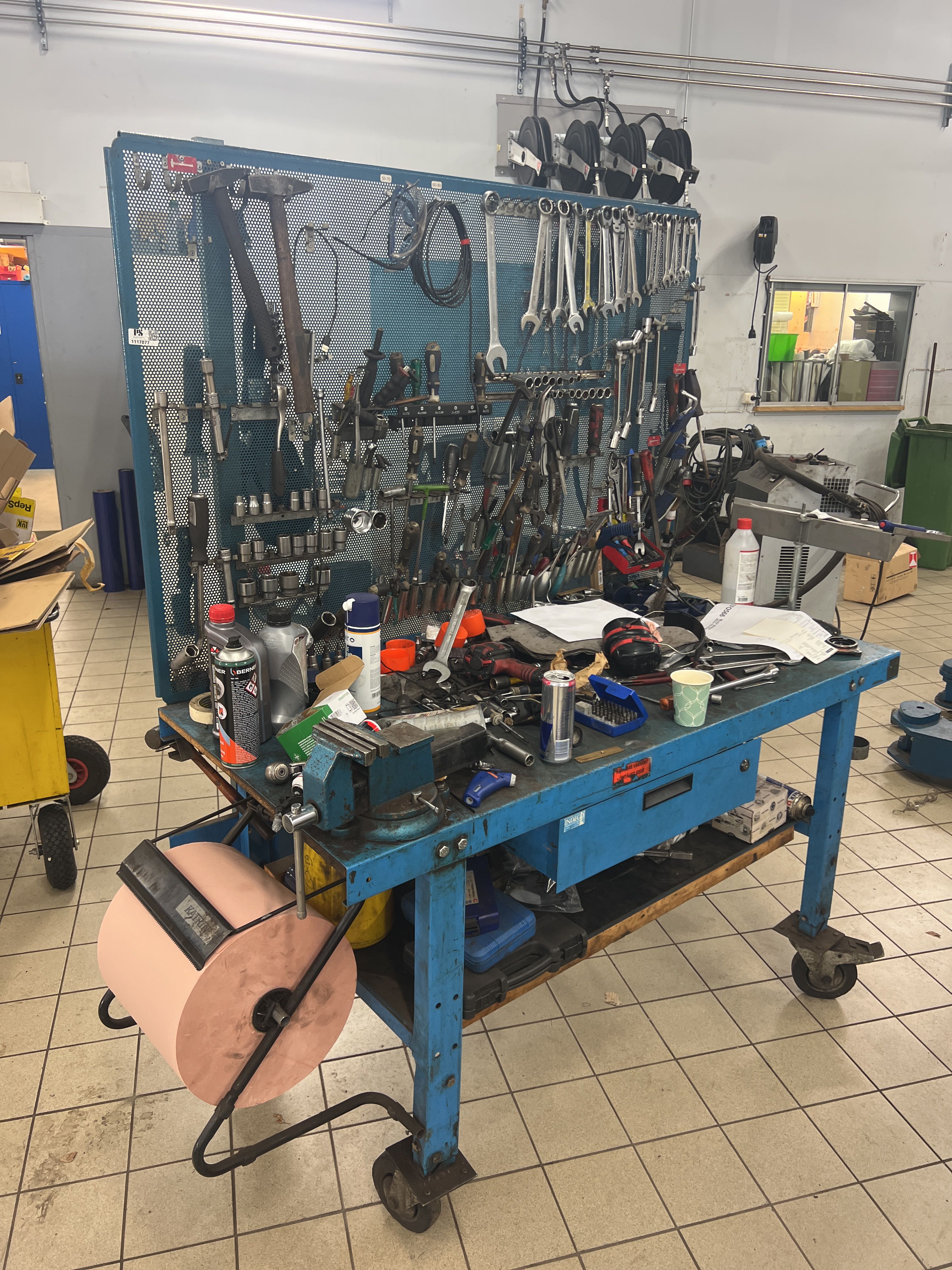 Workbench on wheels with contents - PS Auction - We value the future ...