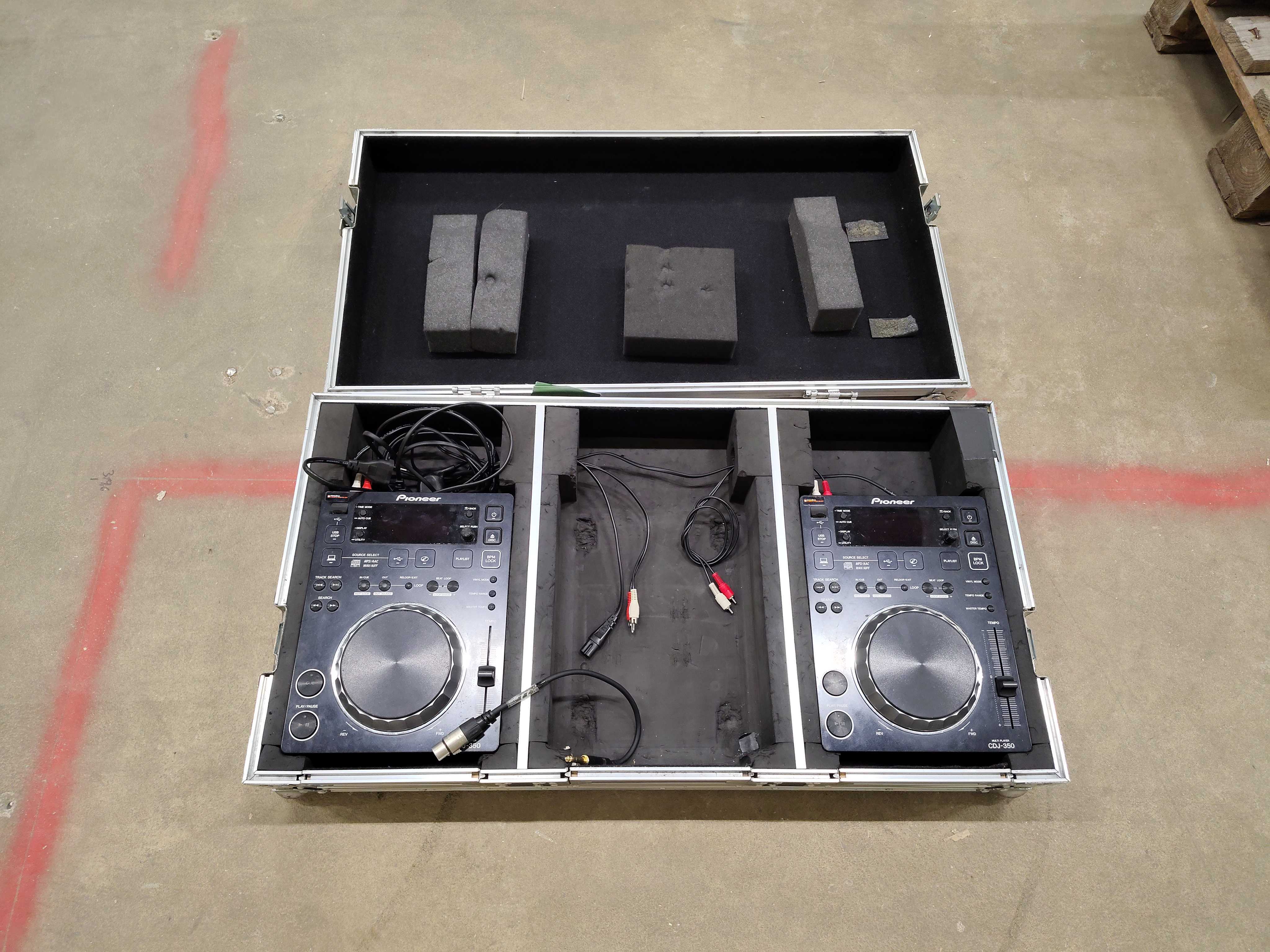 DJ-seplare, 2 st – Pioneer CDJ-350, flightcase, kablage - Auktioner online - Nätauktioner ...