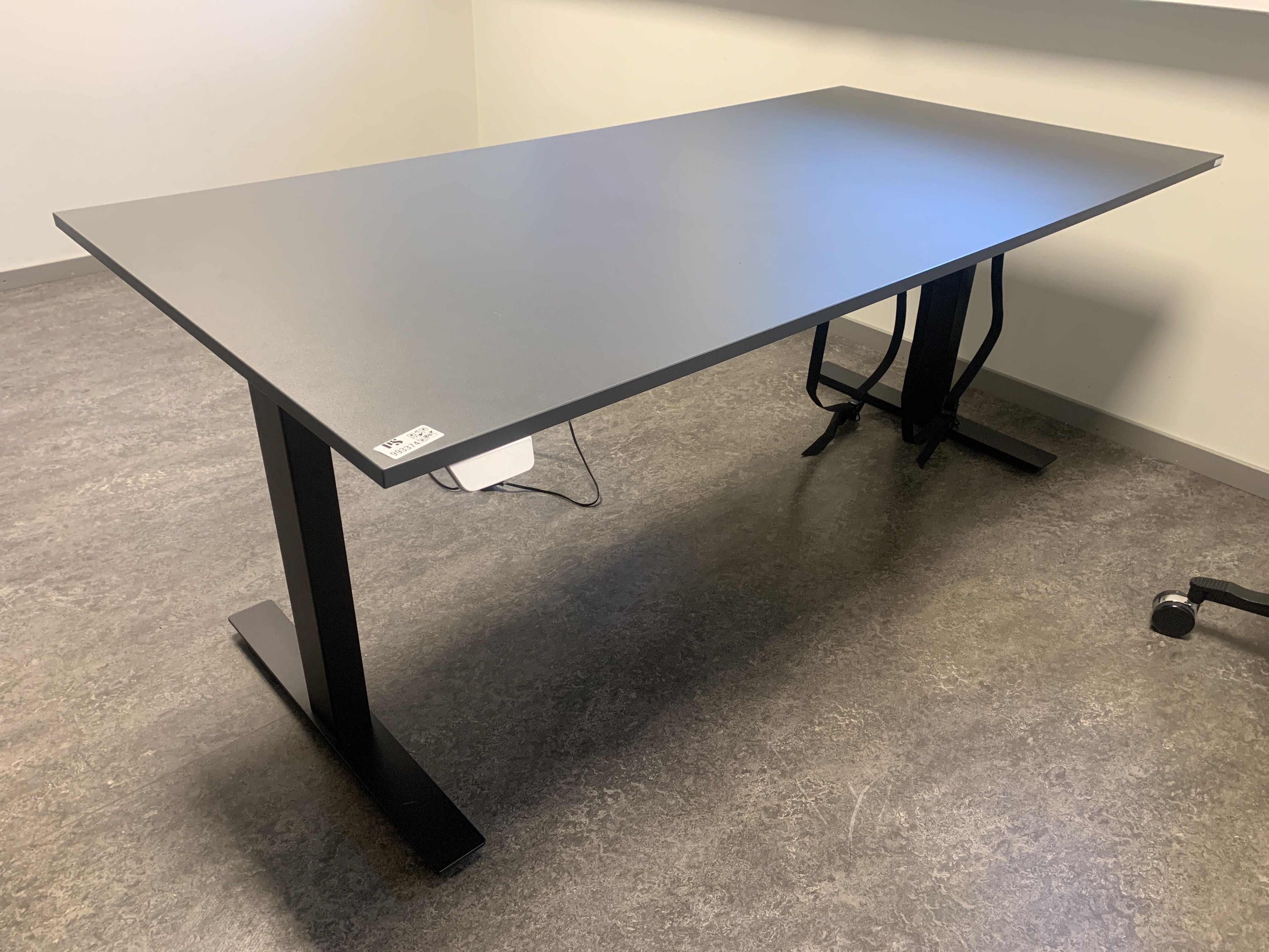 Office furniture: Electric raise/lower desk LANAB, ergonomic office ...