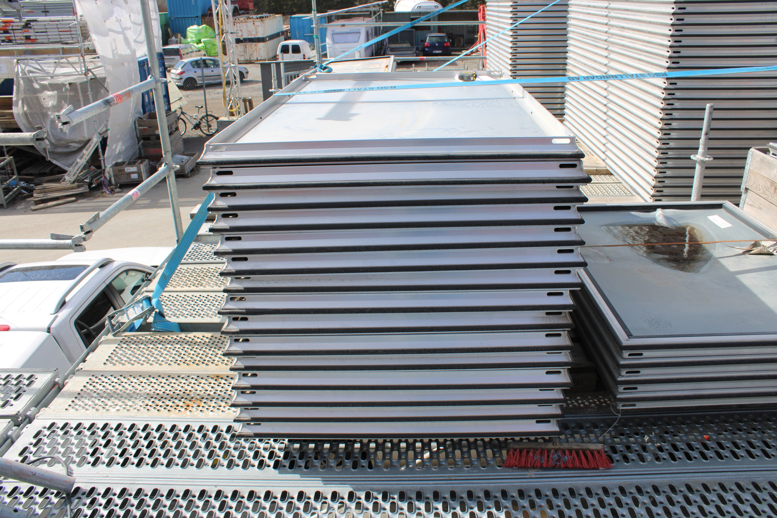 Layher Protect panels approx. 15 pcs - PS Auction - We value the future ...