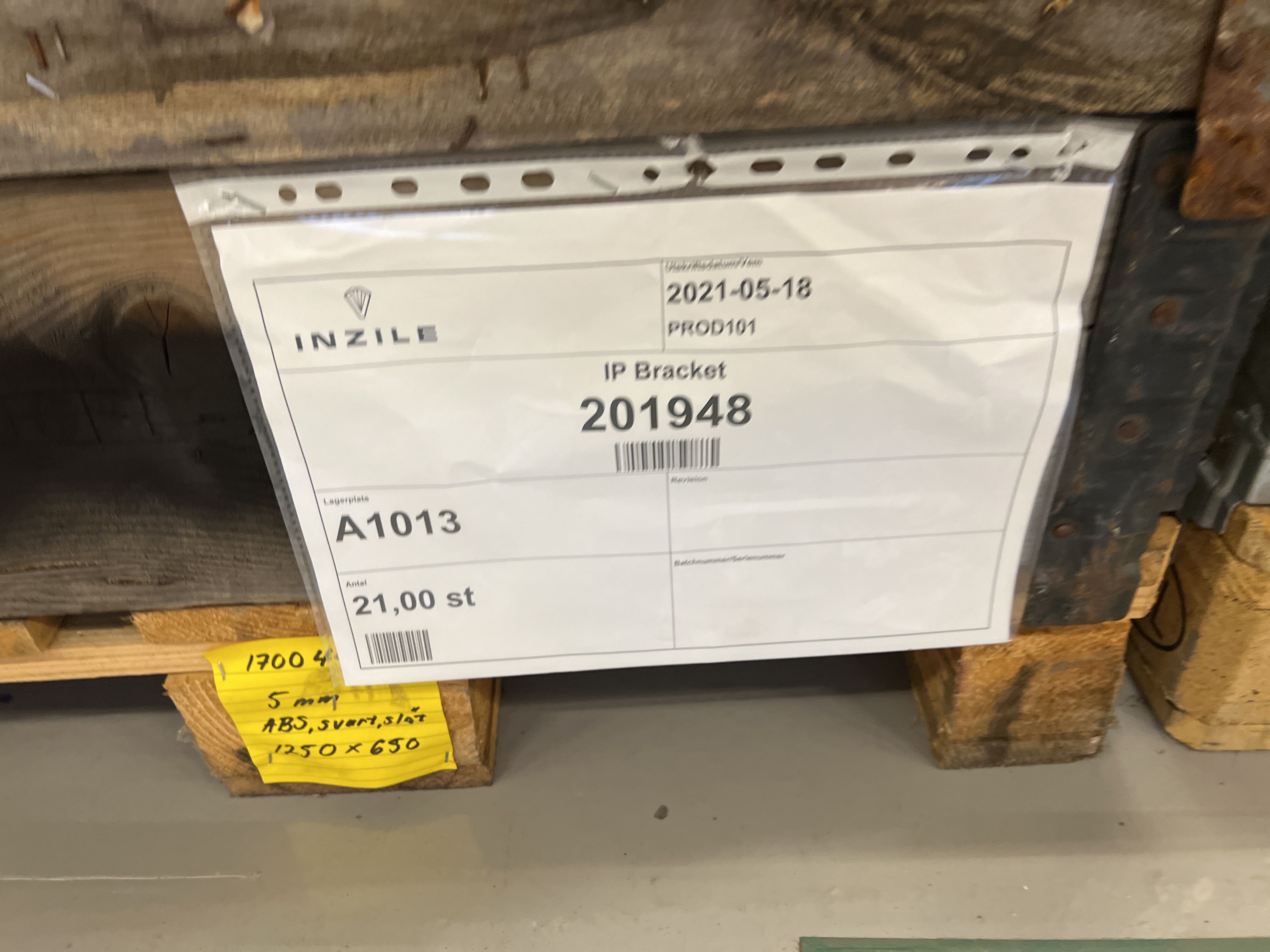 13 pallets with various vehicle details - PS Auction - We value the ...