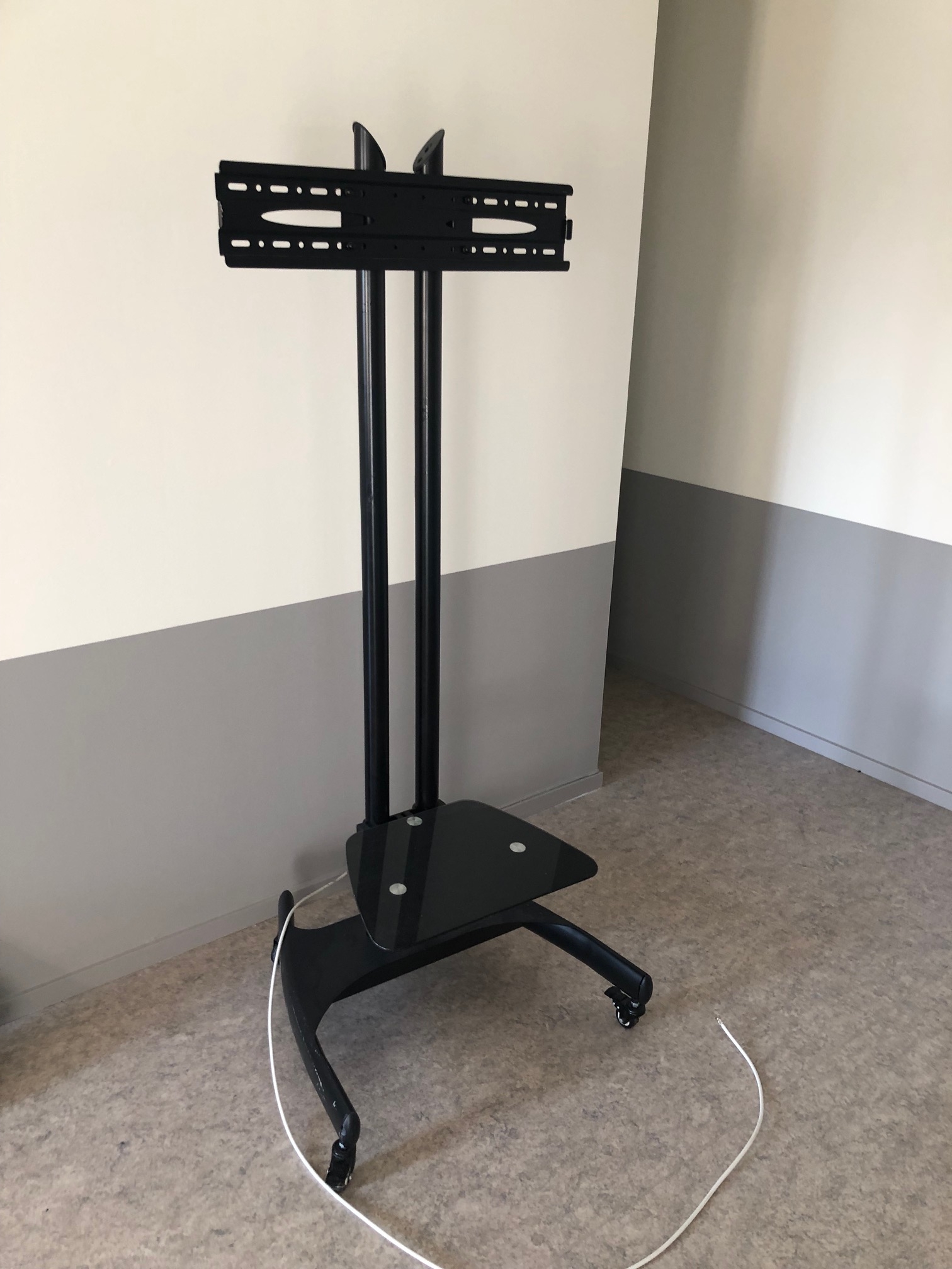 Tv stativ på hjul - Auktioner online - Nätauktioner & Konkursauktioner ...