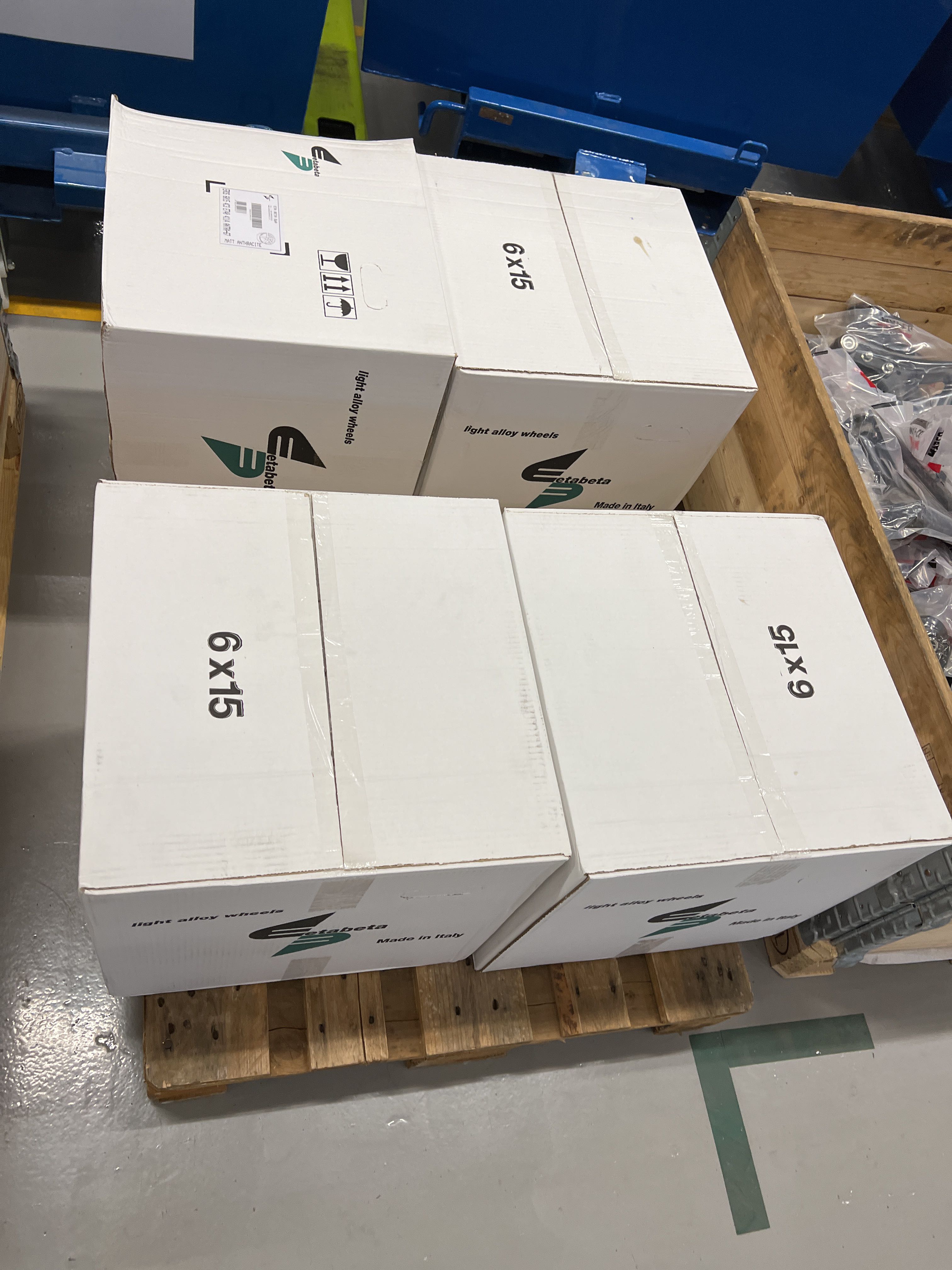 13 pallets with various vehicle details - PS Auction - We value the ...