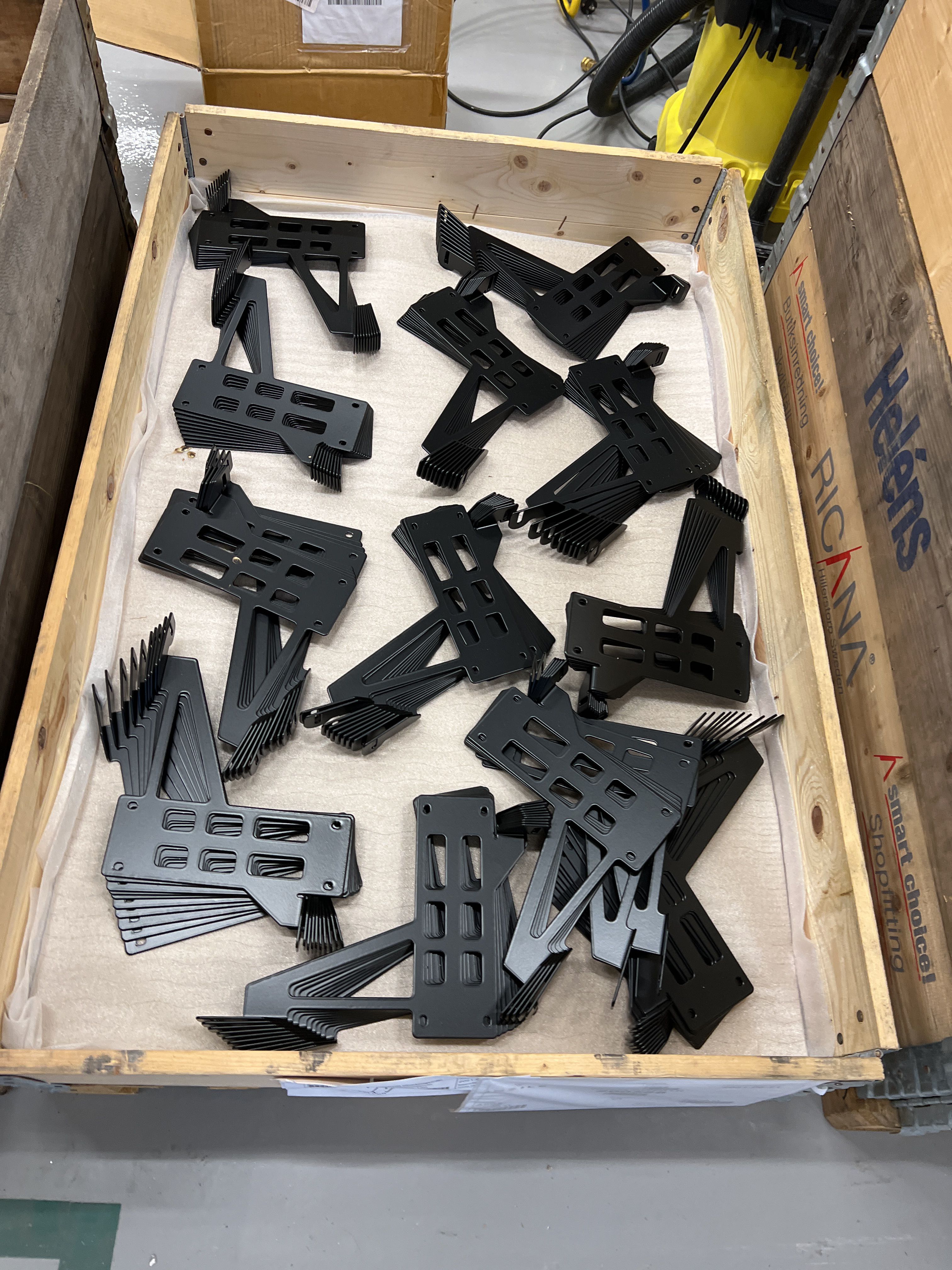 13 pallets with various vehicle details - PS Auction - We value the ...
