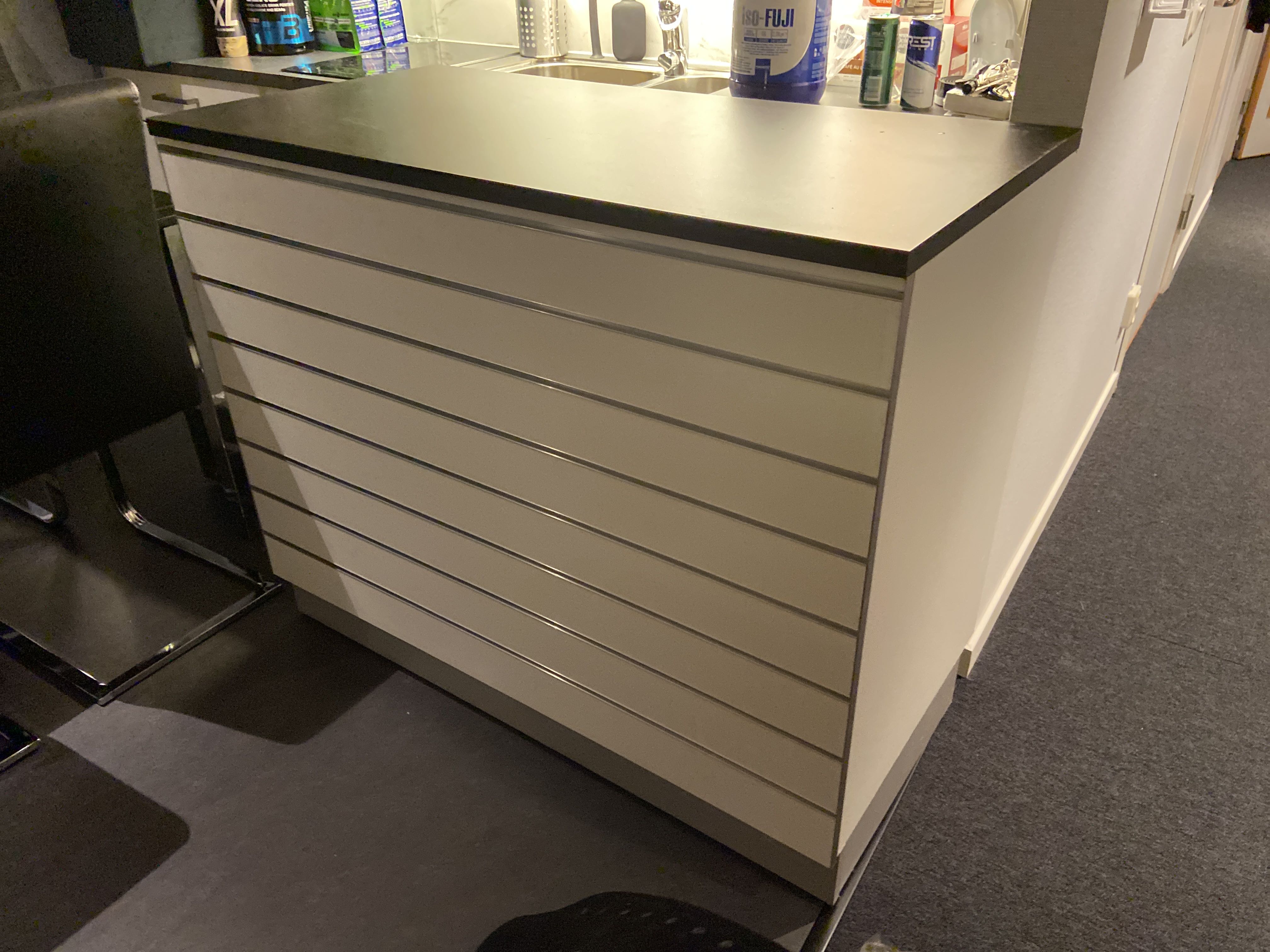 Kassadisk med flera sektioner - Auktioner online - Nätauktioner ...