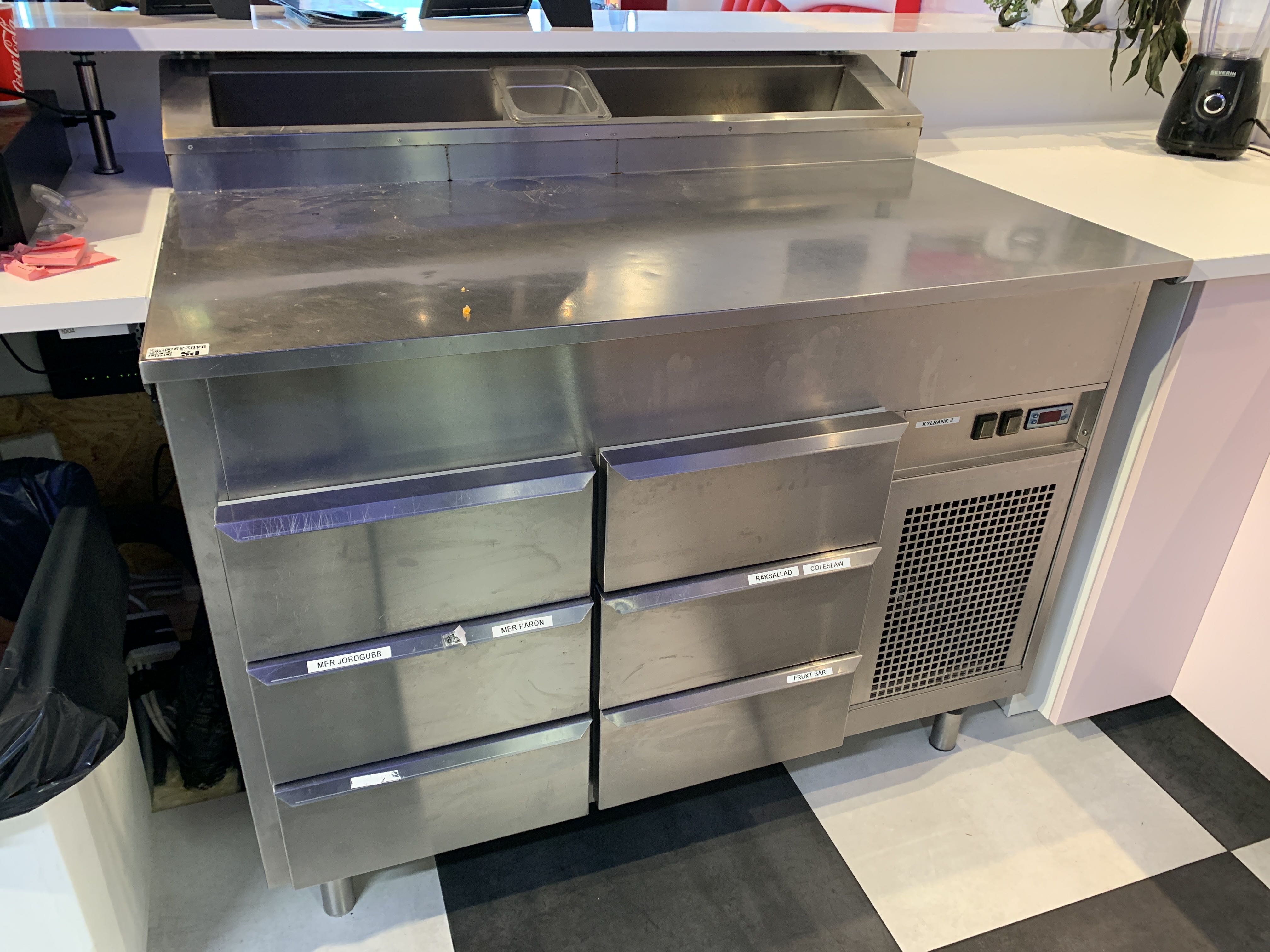 Kylbänk med sex utdragslådor och kylränna Kema BKHB-120-M - Auktioner ...