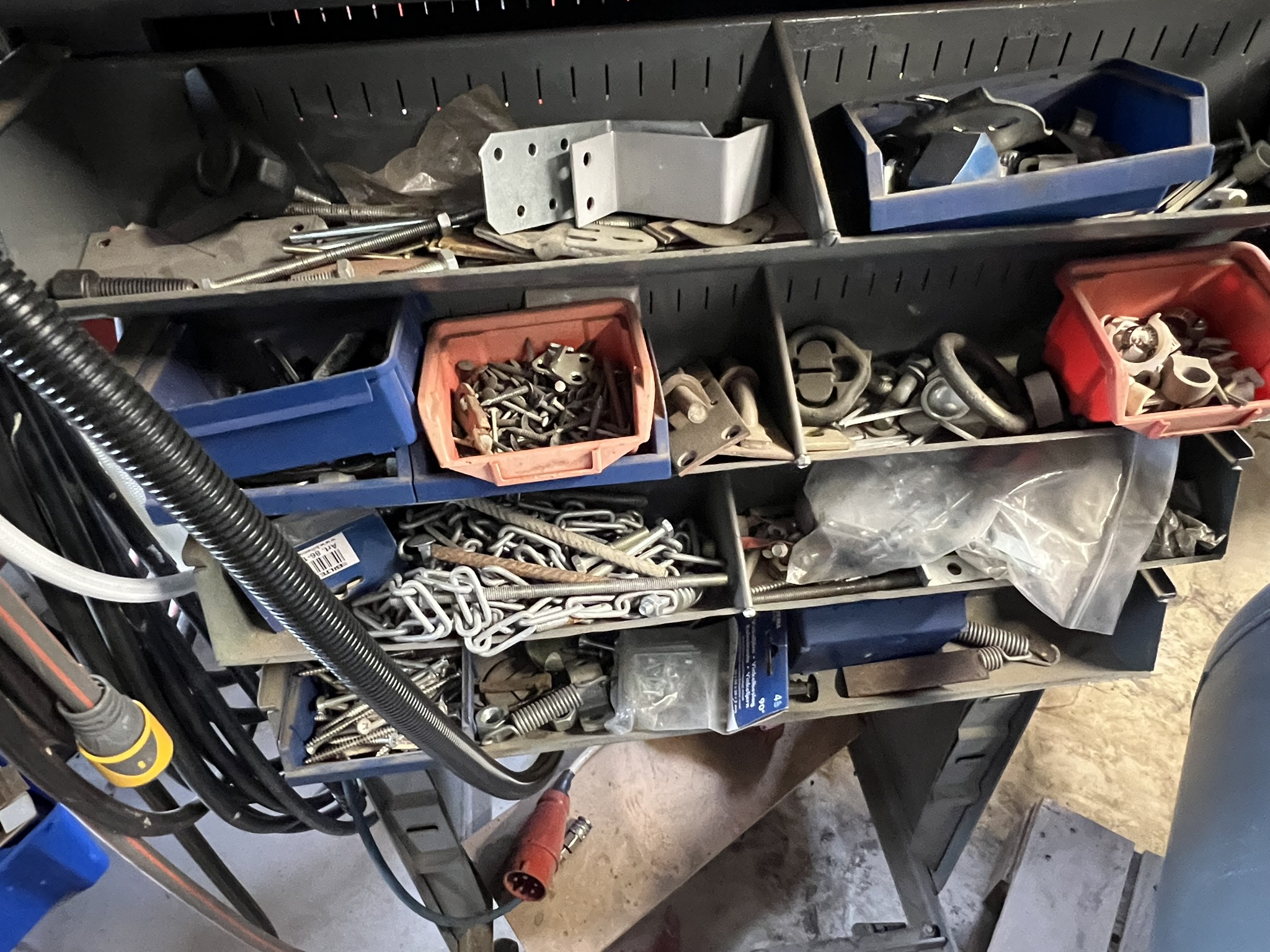 Assortment shelf on wheels with contents - PS Auction - We value the ...