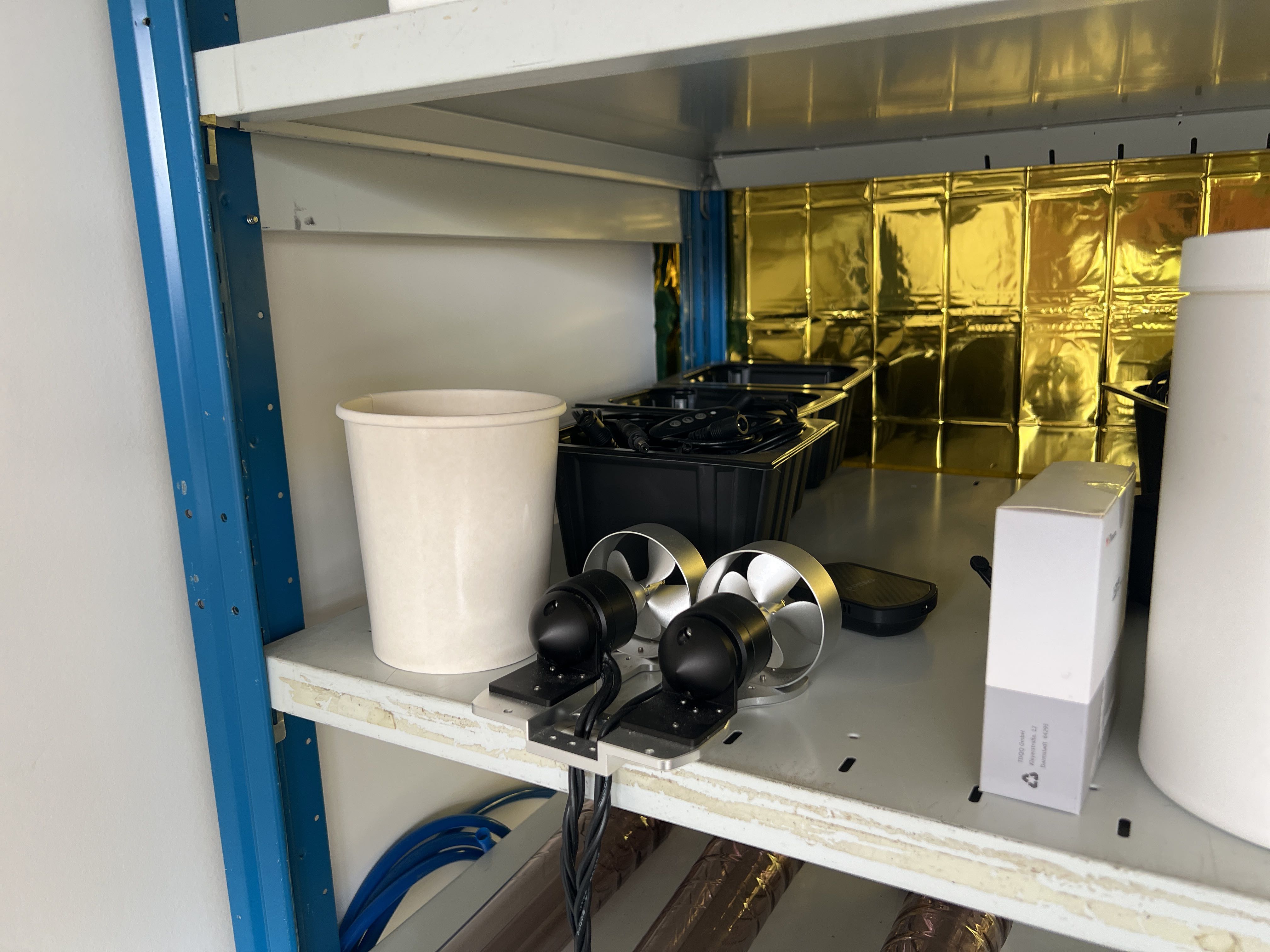 Desk, growing trough and accessories - PS Auction - We value the future ...