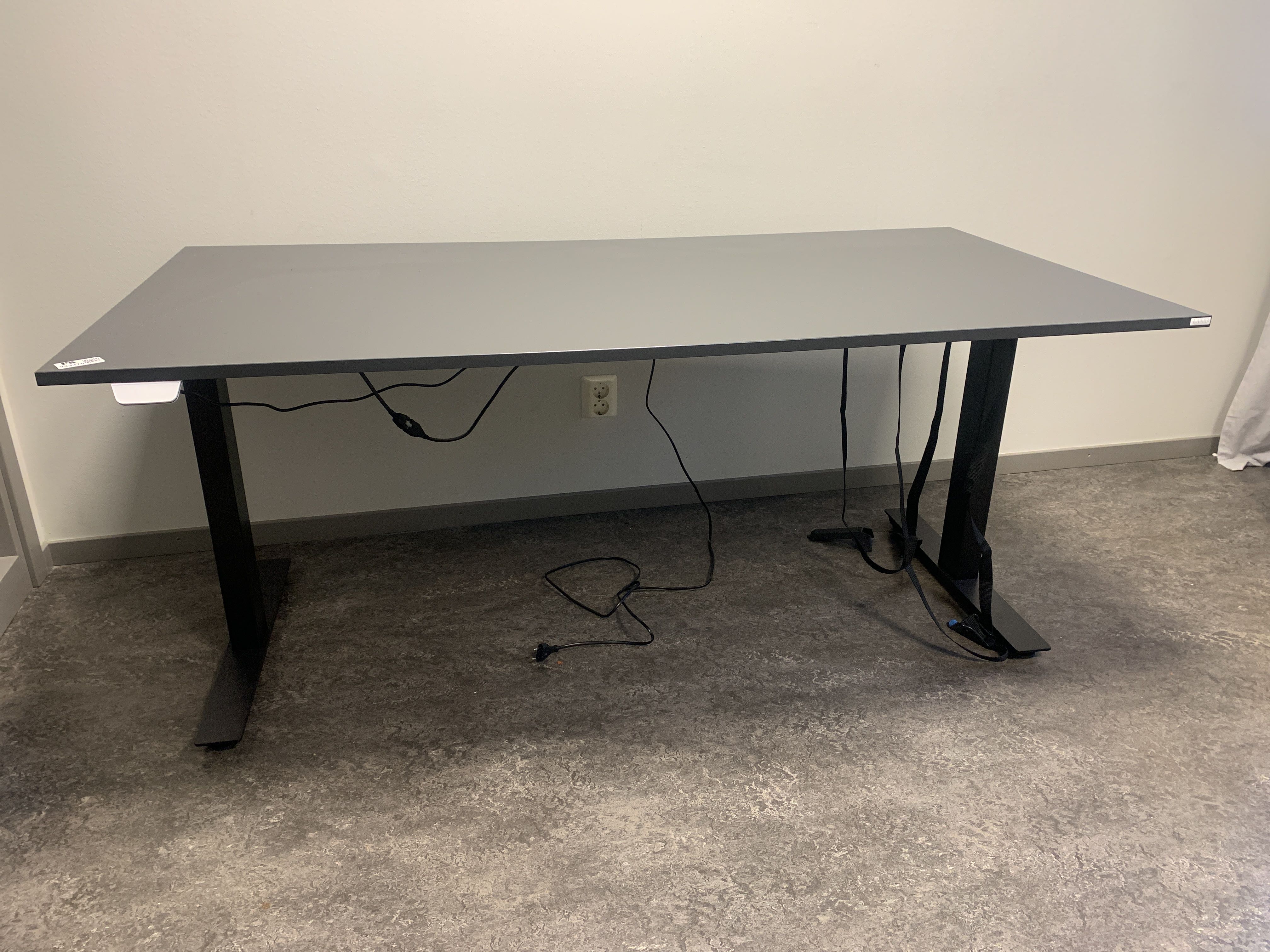 Office furniture: Electric raise/lower desk LANAB, ergonomic office ...