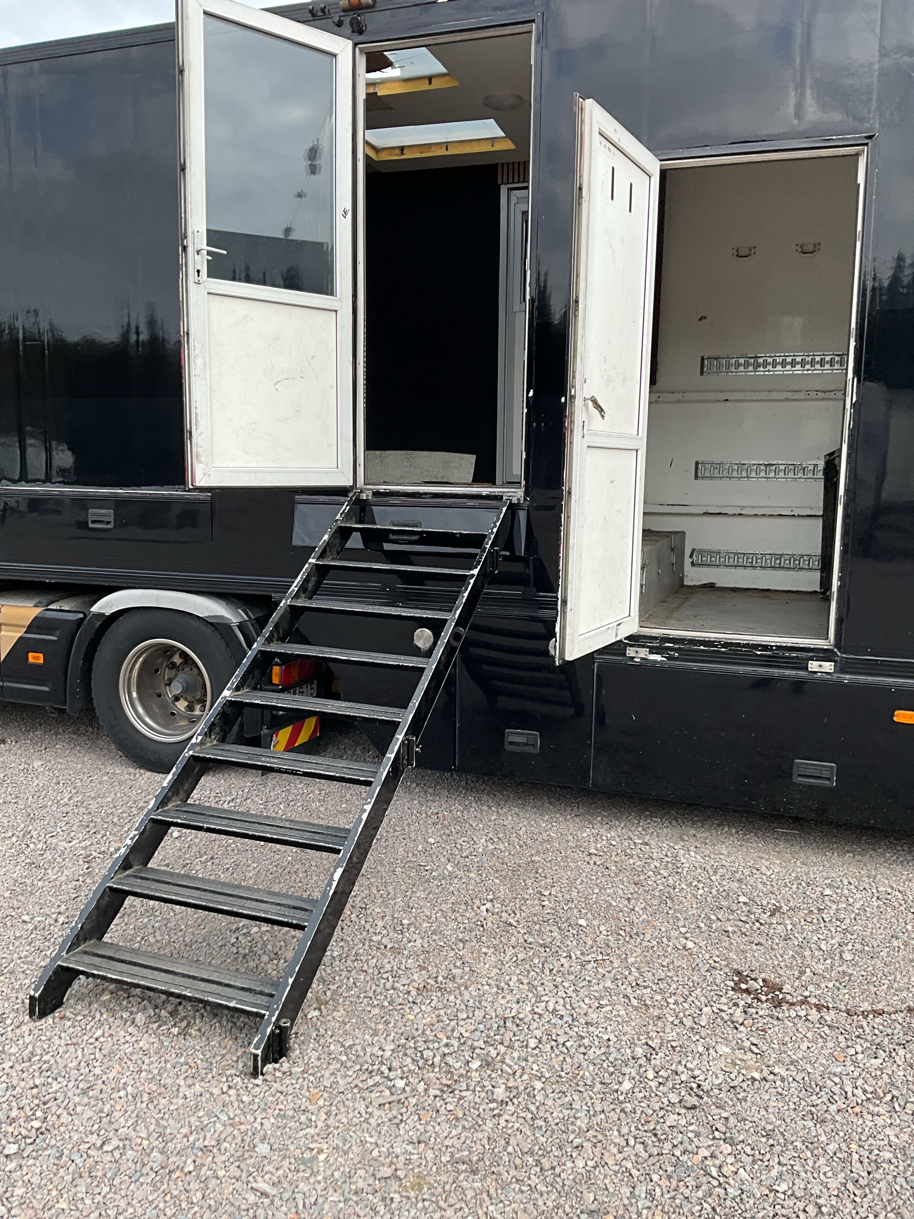 Scania dragbil med VM-trailer för racing - Auktioner online ...