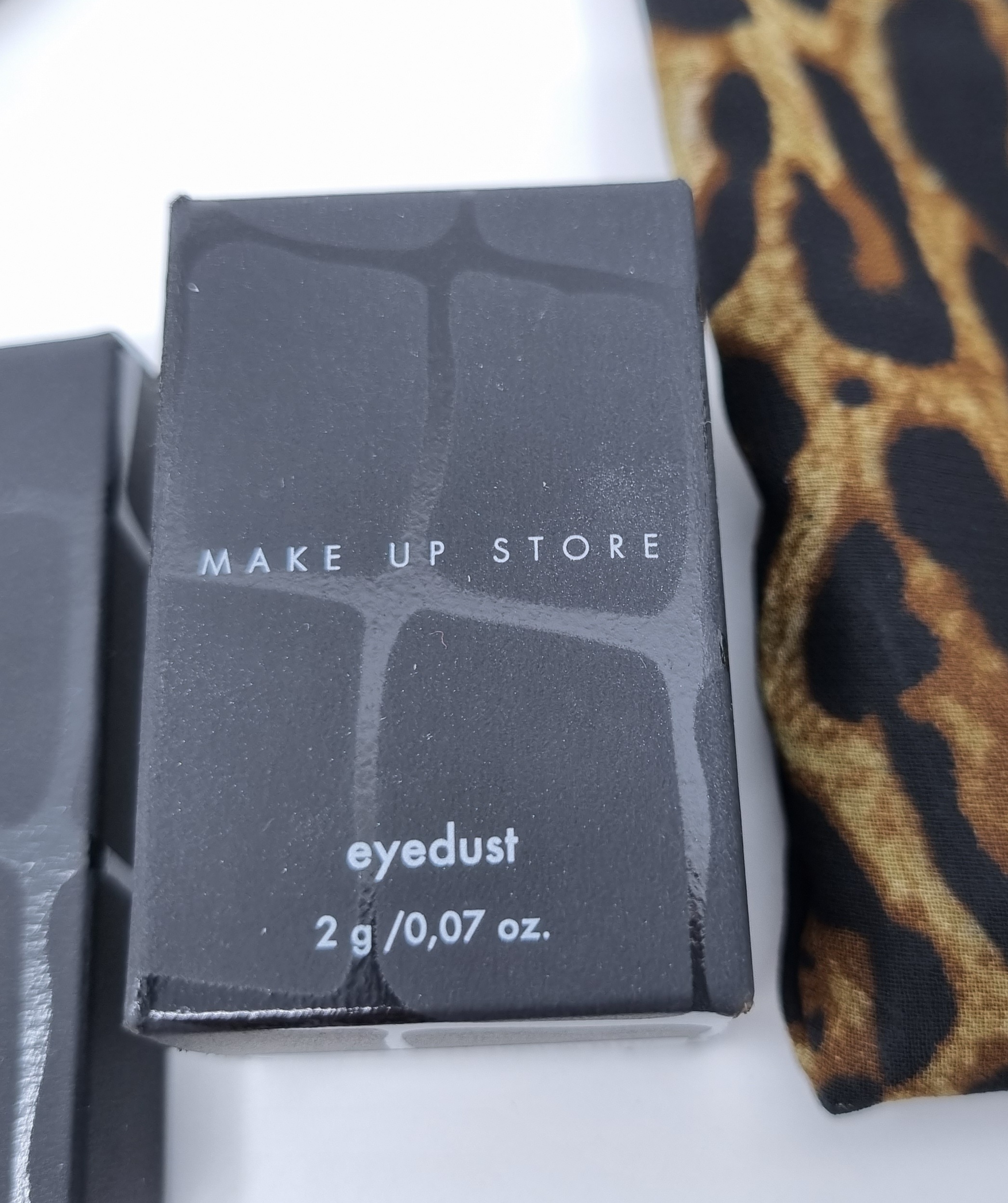 2 st Make Up Store smink-kit med sjal - Frakt ingår - Auktioner online ...