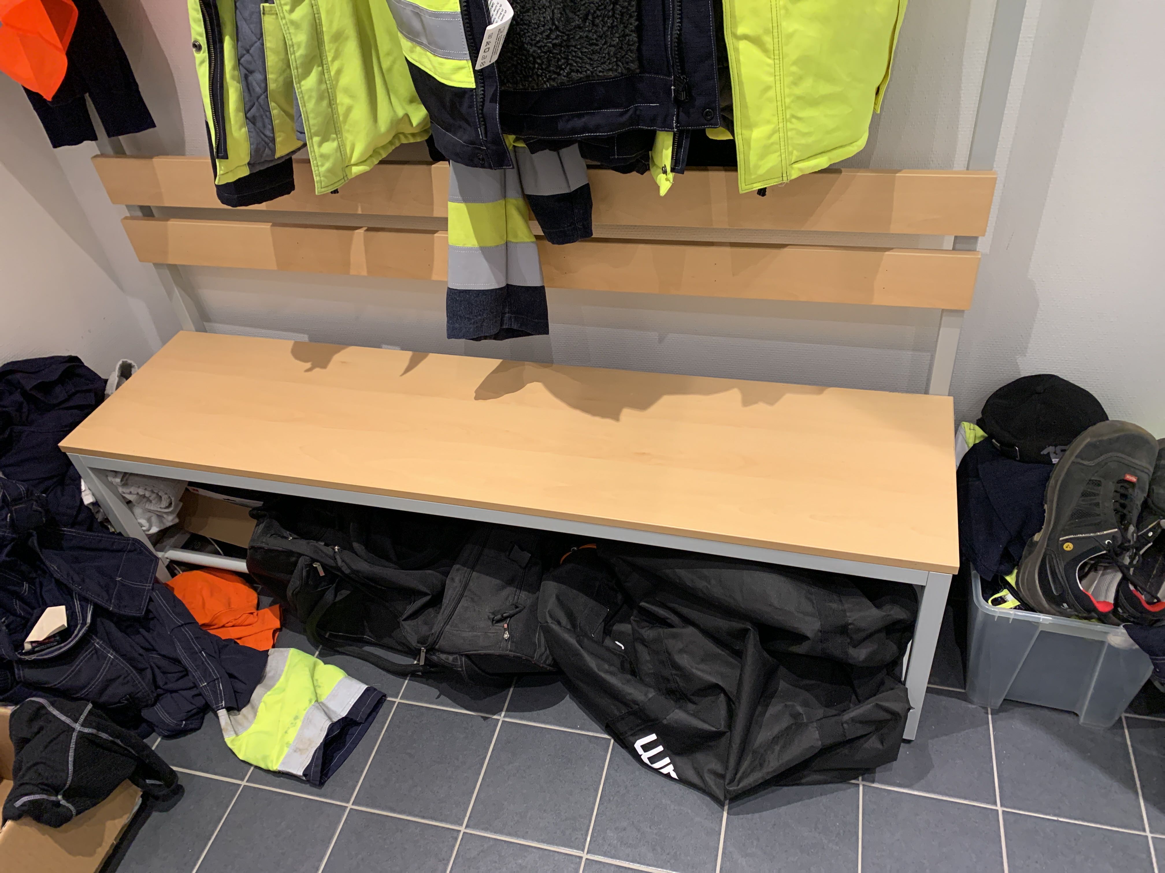 Dressing bench with hanger - PS Auction - We value the future - Largest ...