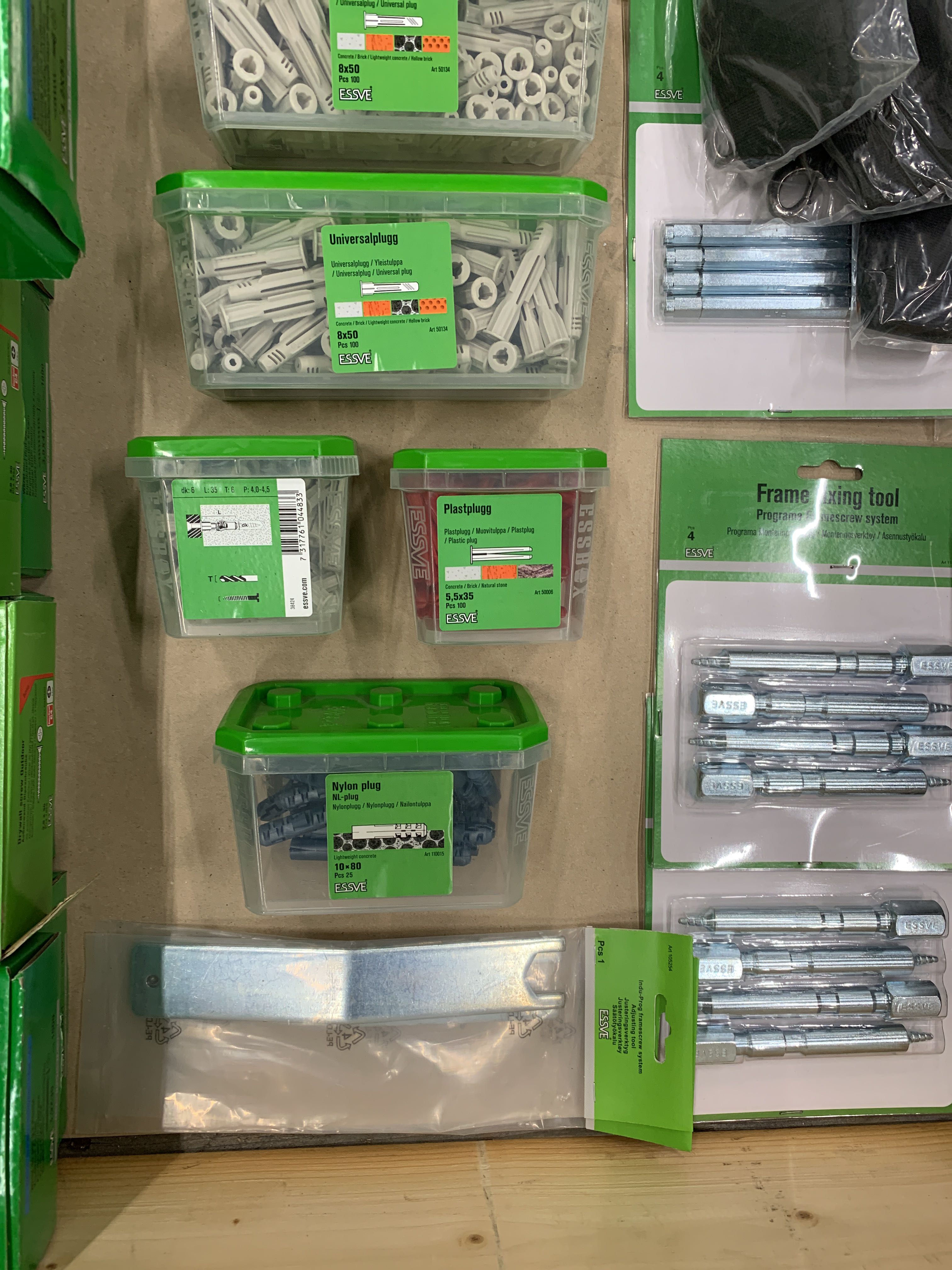 Sortiment med bla bandad spikskruv från Essve - Auktioner online ...