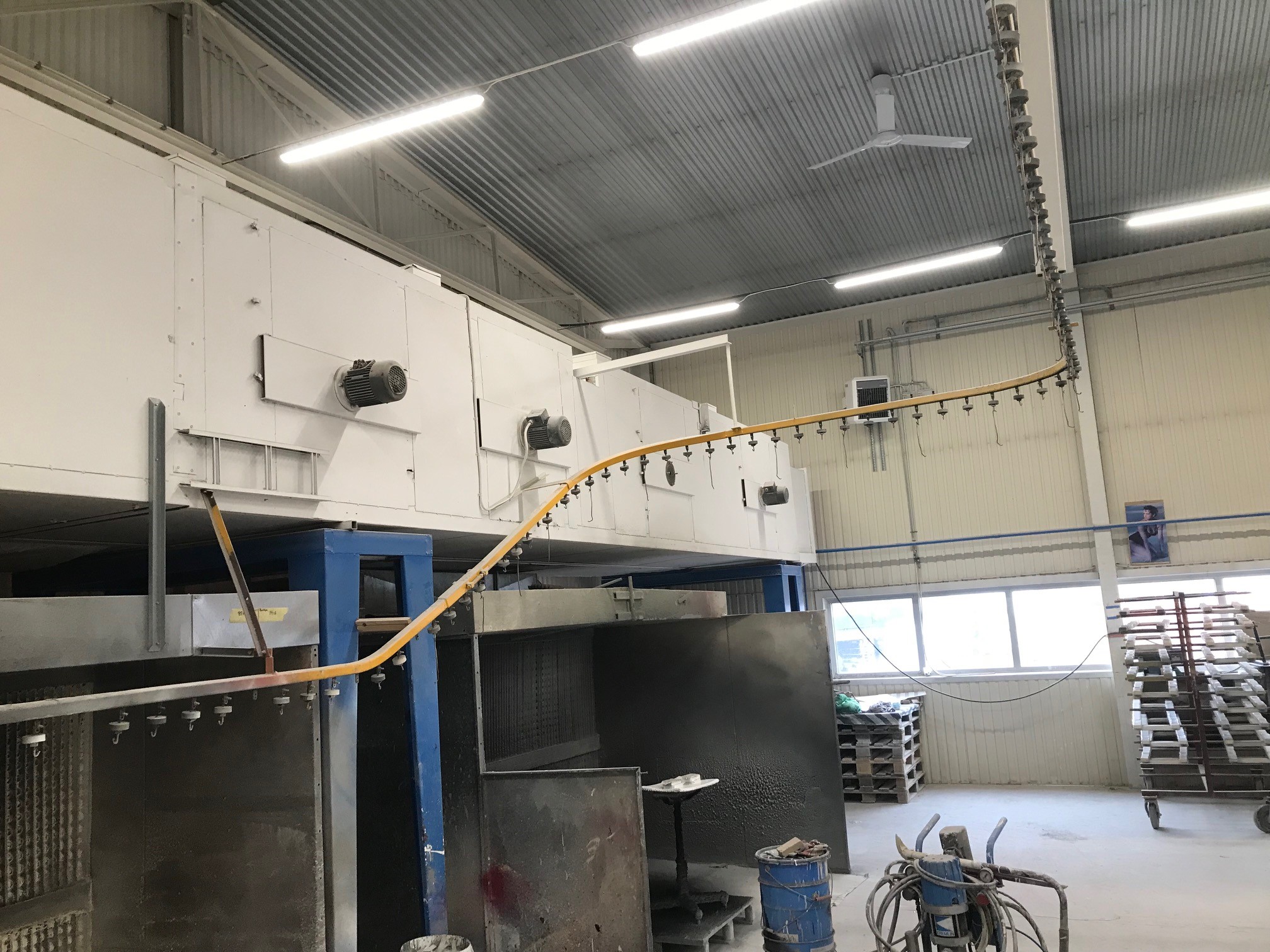 Conveyor system with cooling and heating section, approx. 400 hooks ...