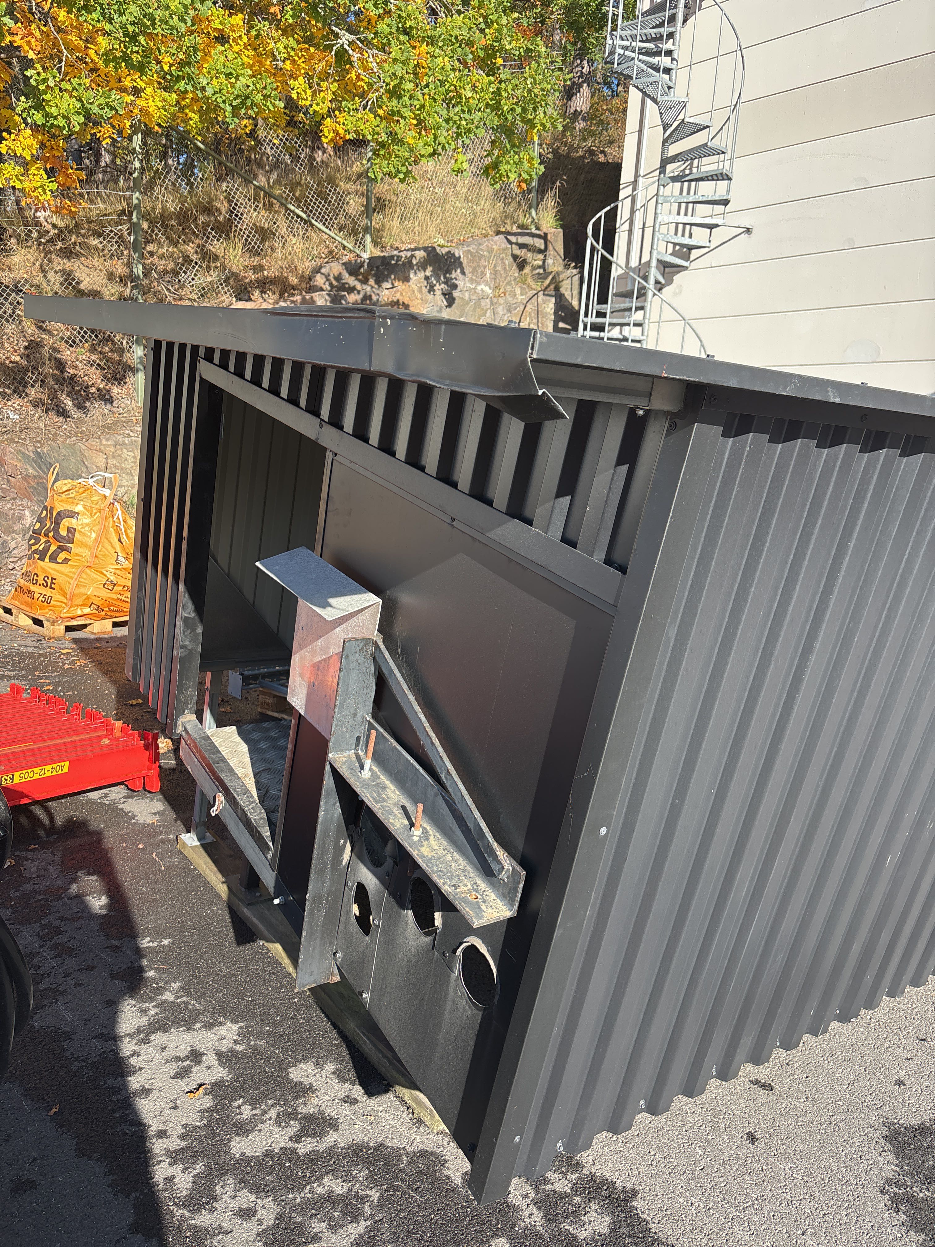 Skjul/Plåtbod i svart korrugerad plåt - Auktioner online - Nätauktioner ...