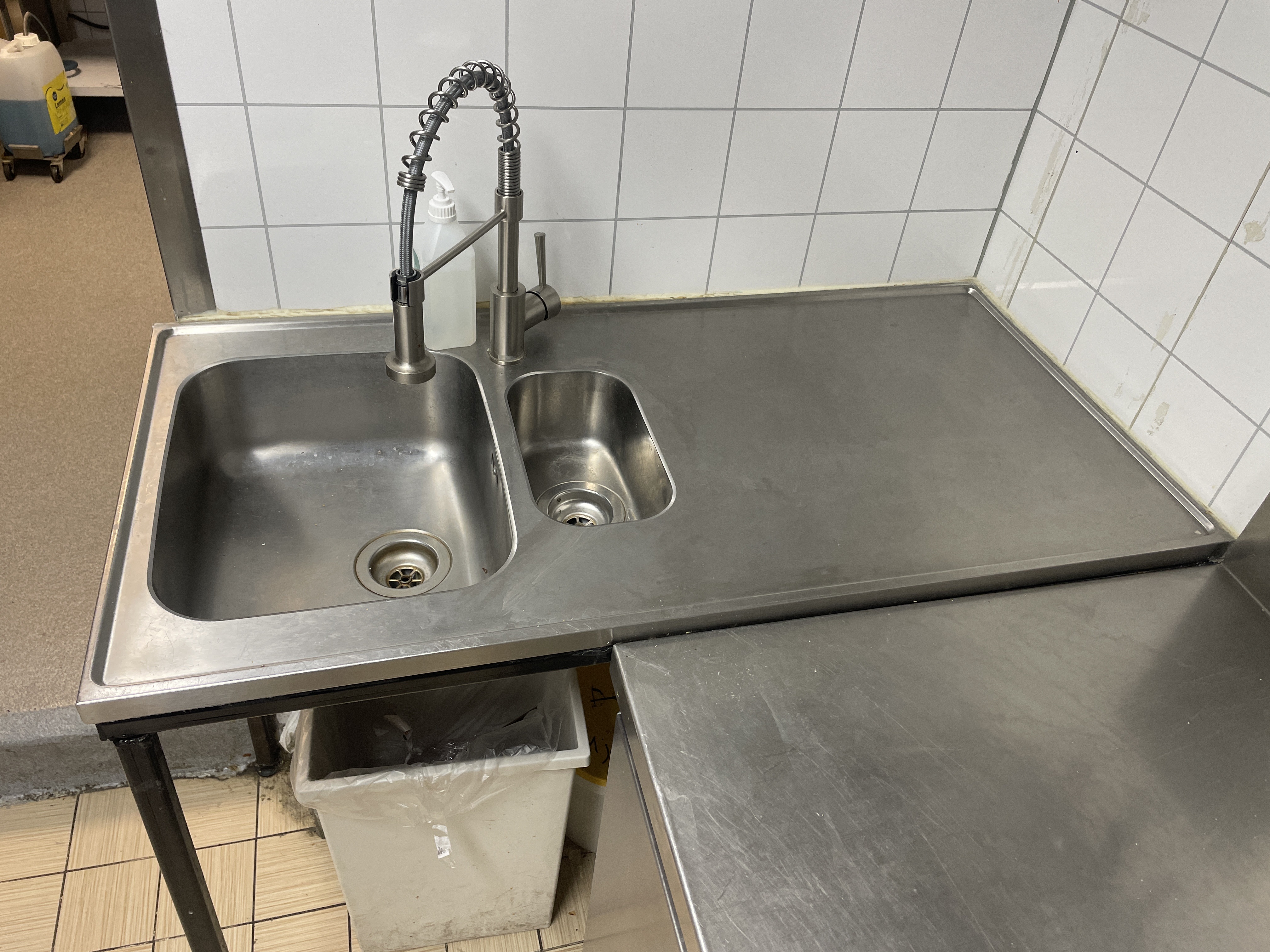 Rostfri bänk med vask och blandare - Auktioner online - Nätauktioner ...