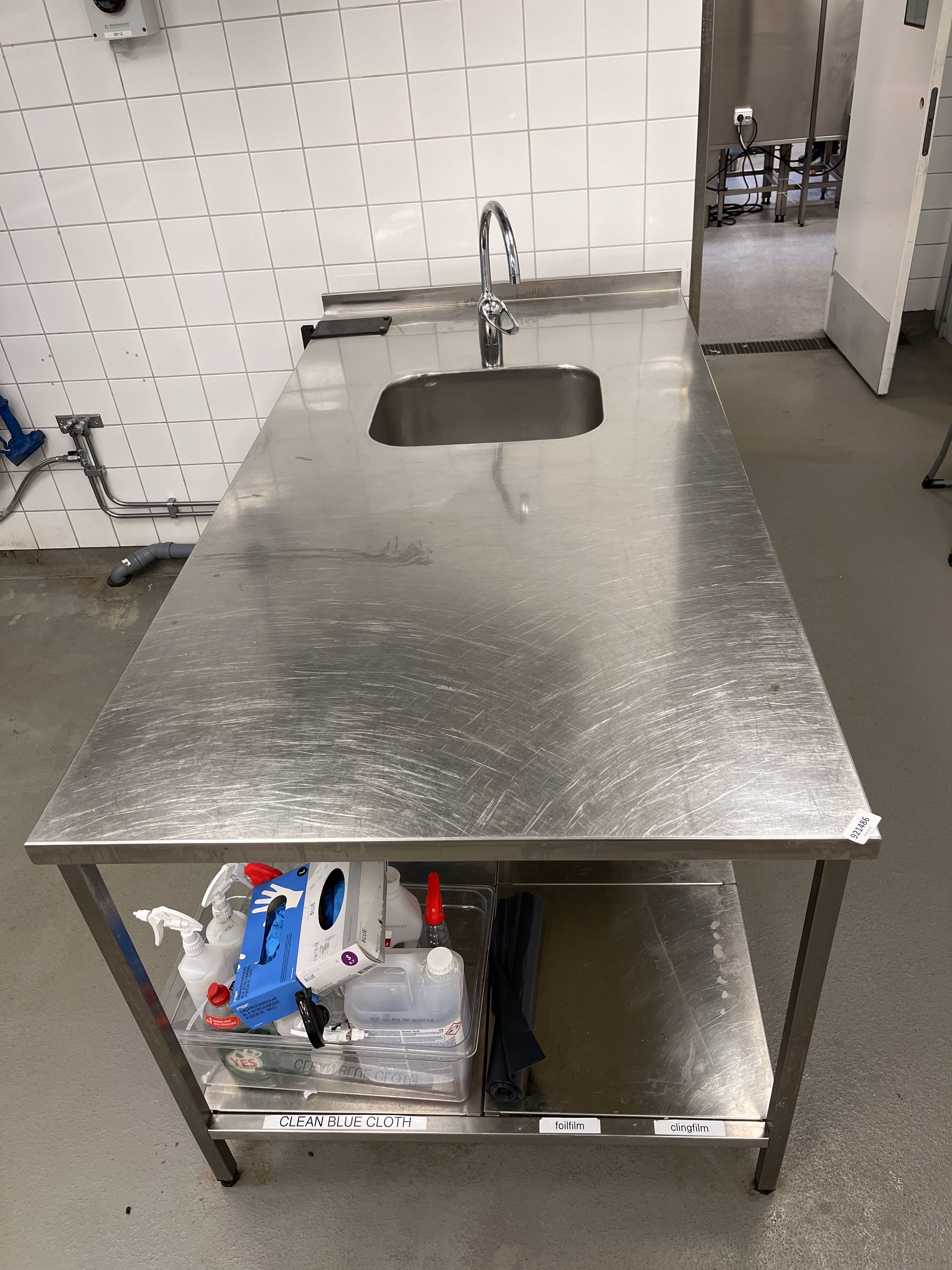 Rostfri arbetsbord med vask - Auktioner online - Nätauktioner ...