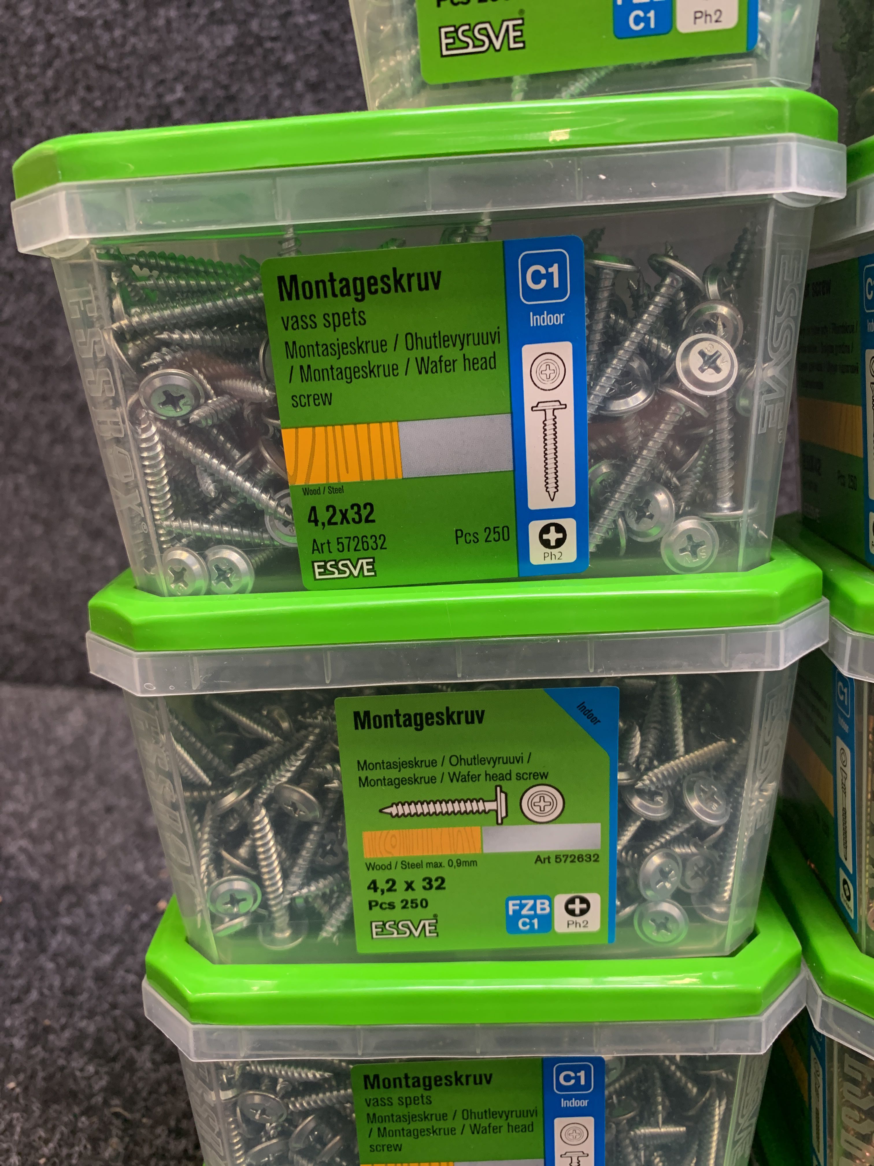 Sortiment med montageskruv, golvskruv, gipsskruv & list-sockelskruv ...