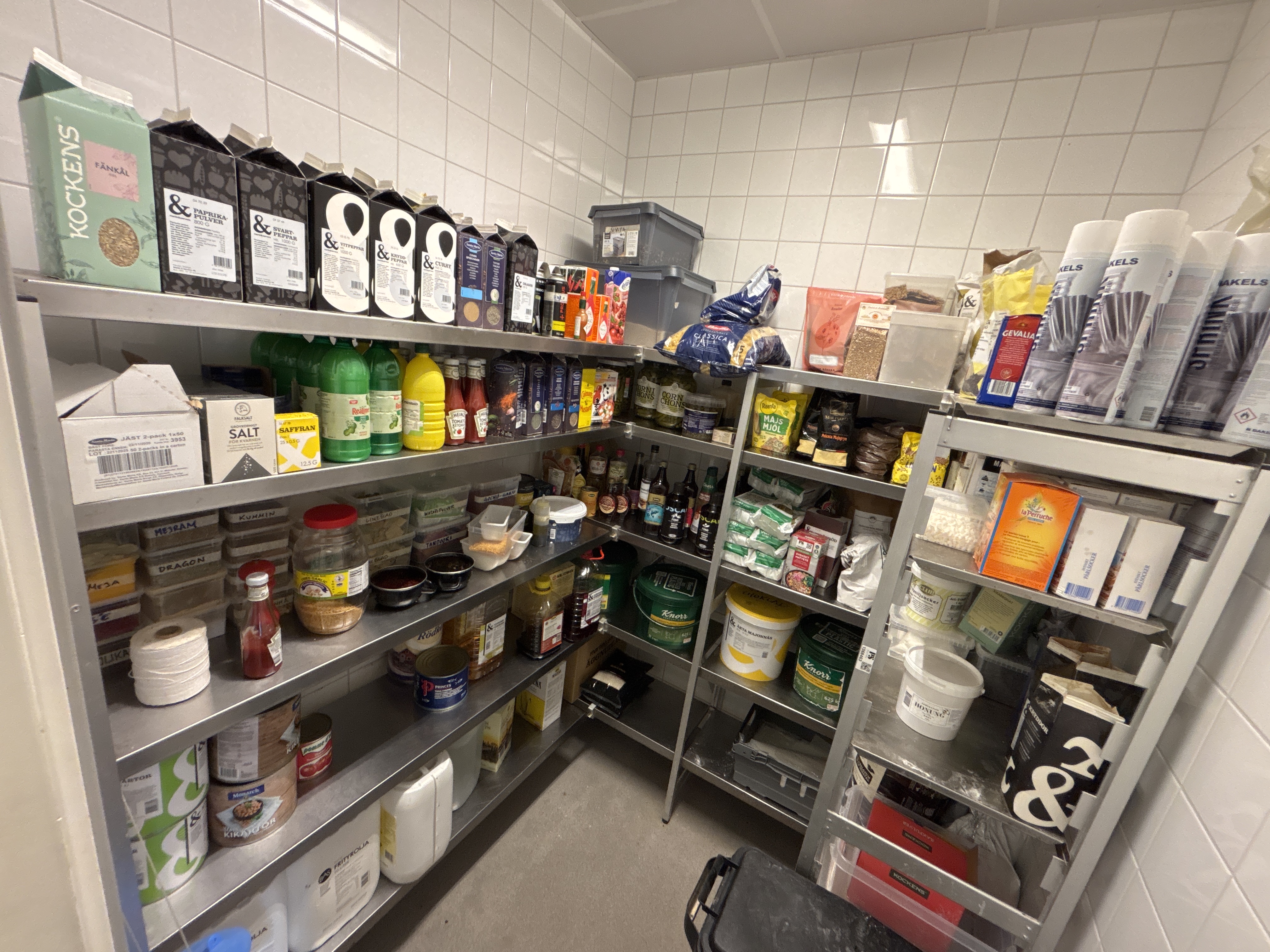 Hyllsystem i skafferi (aluminium) - Auktioner online - Nätauktioner ...