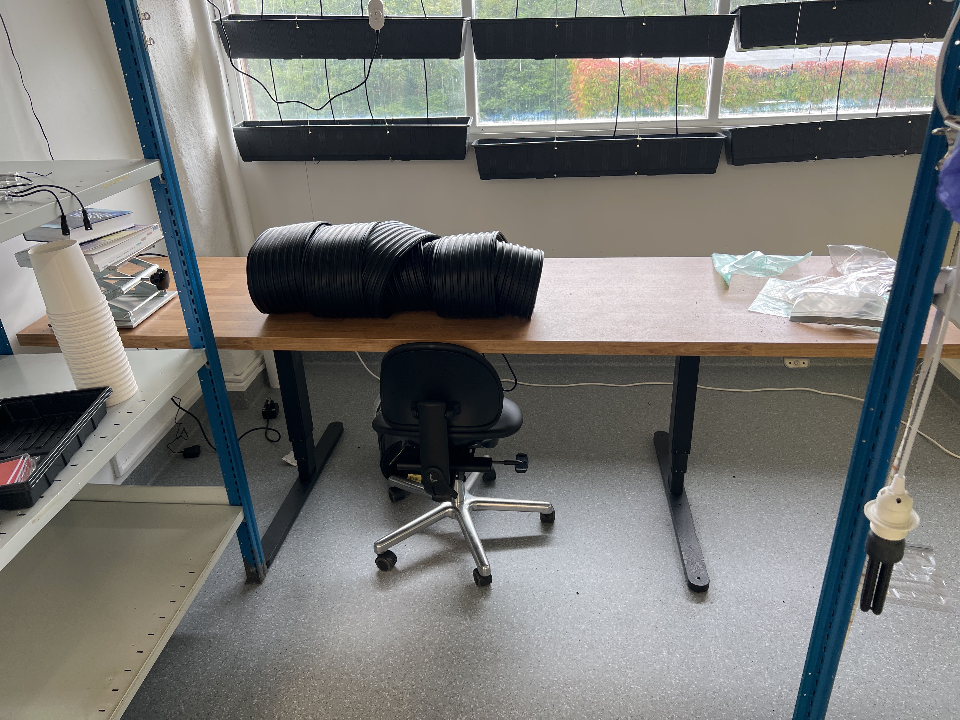 Desk, growing trough and accessories - PS Auction - We value the future ...