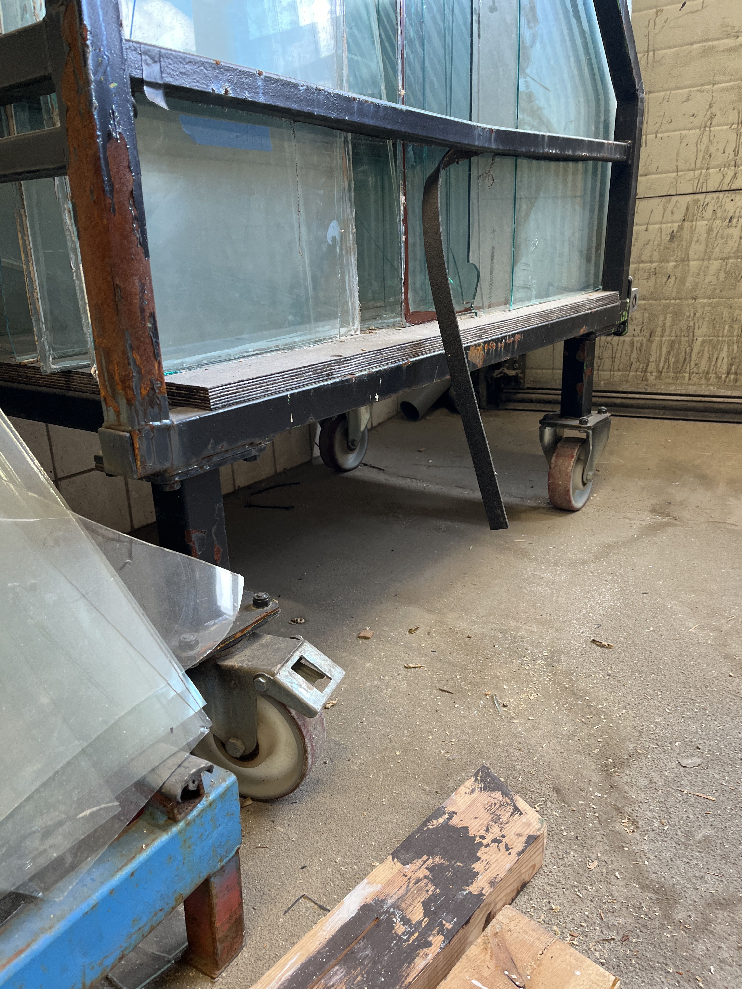 Glass trolley and window fixture - PS Auction - We value the future ...