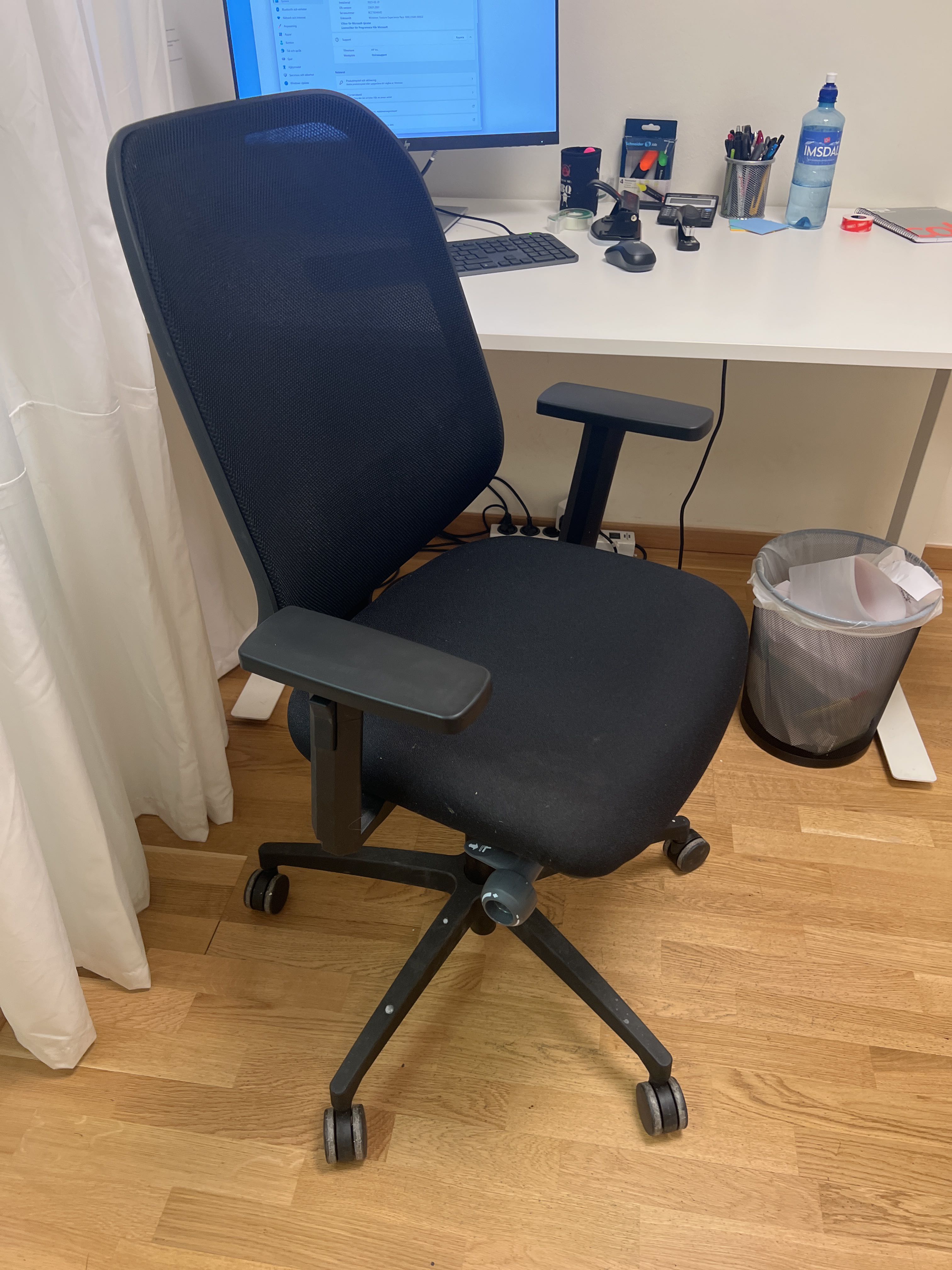 Electric desk, chairs, shelf and trolley - PS Auction - We value the ...