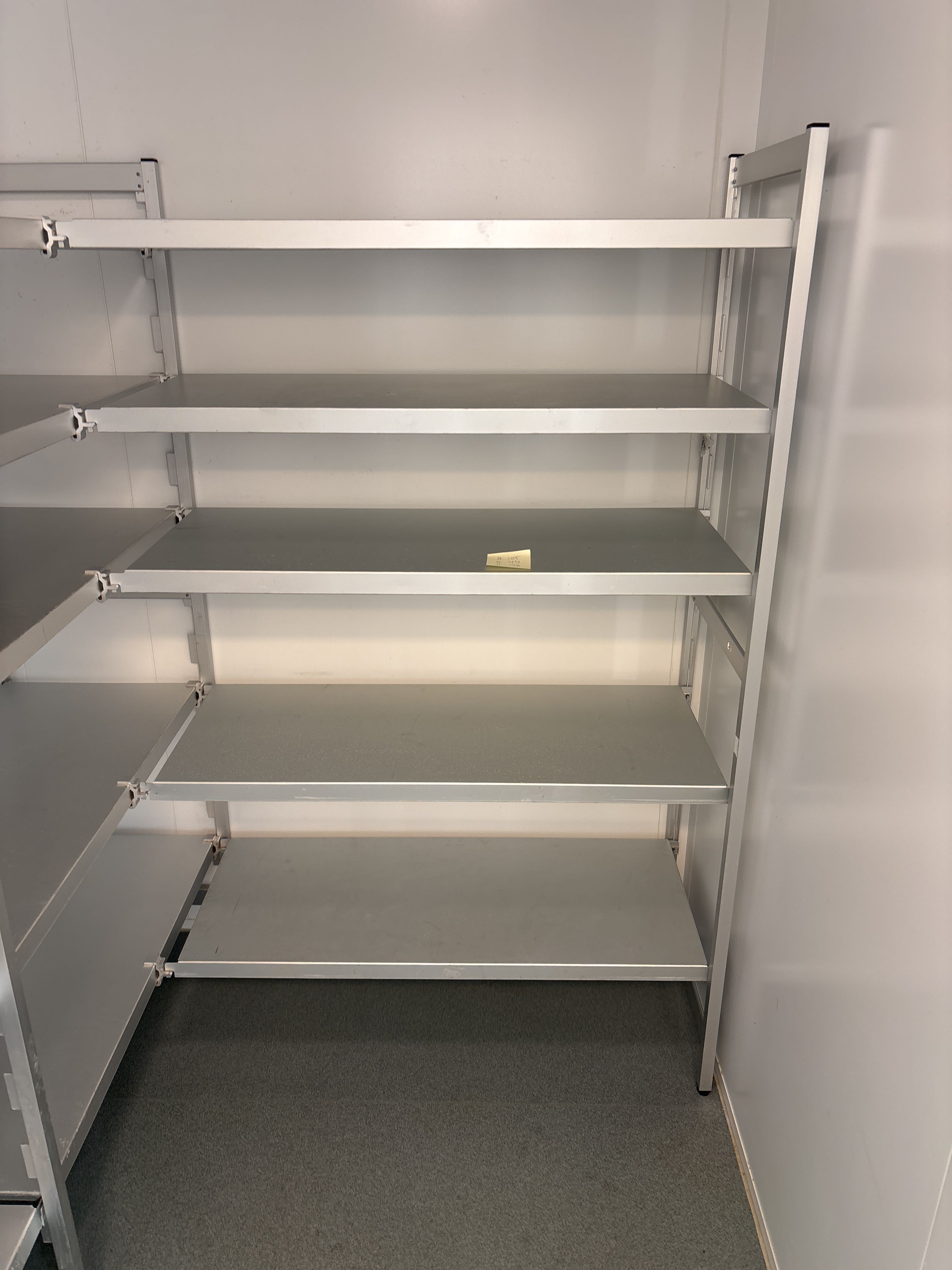 Hyllsystem – Två sektioner med fristående konstruktion - Auktioner ...