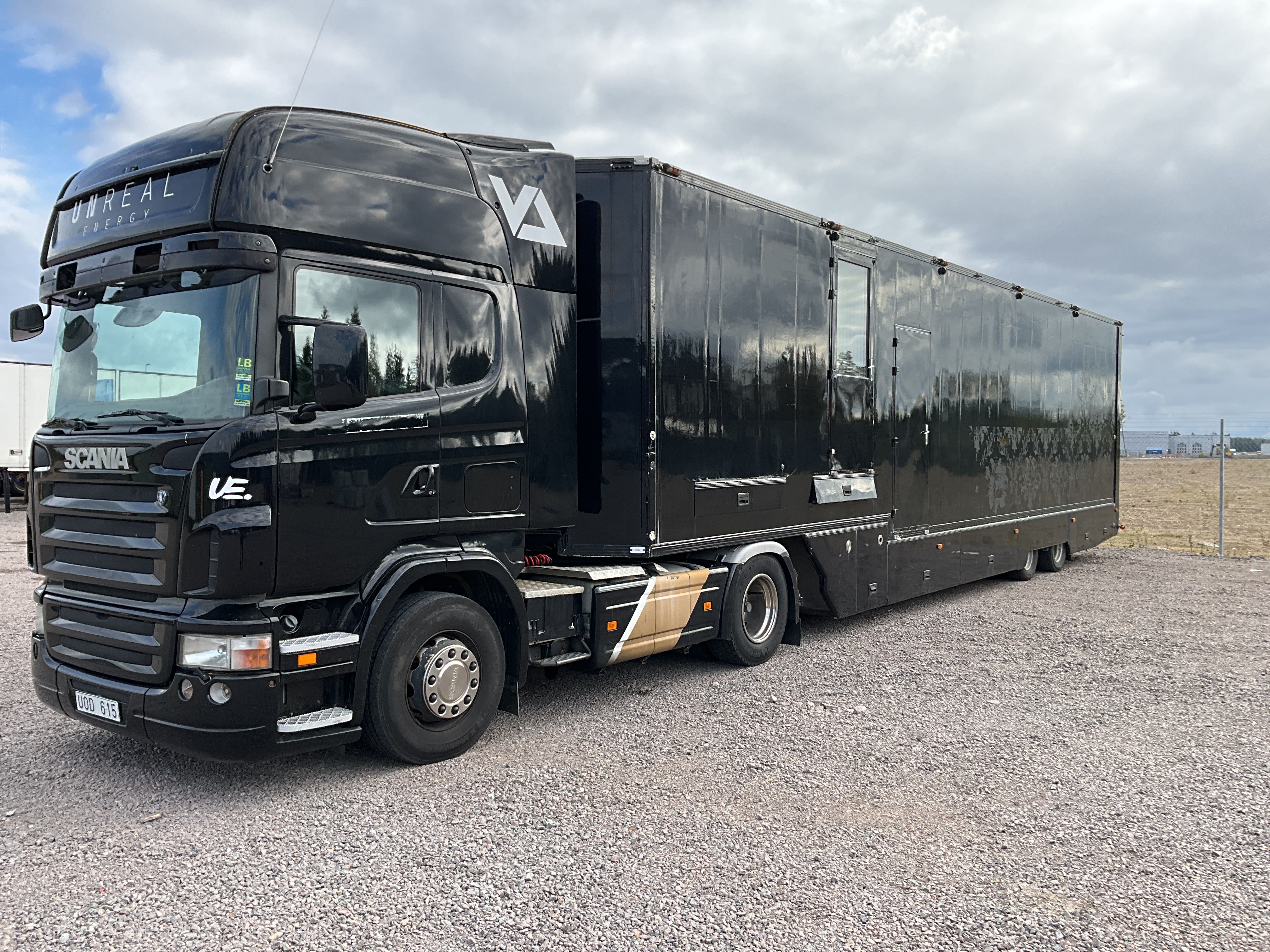Scania dragbil med VM-trailer för racing - Auktioner online ...