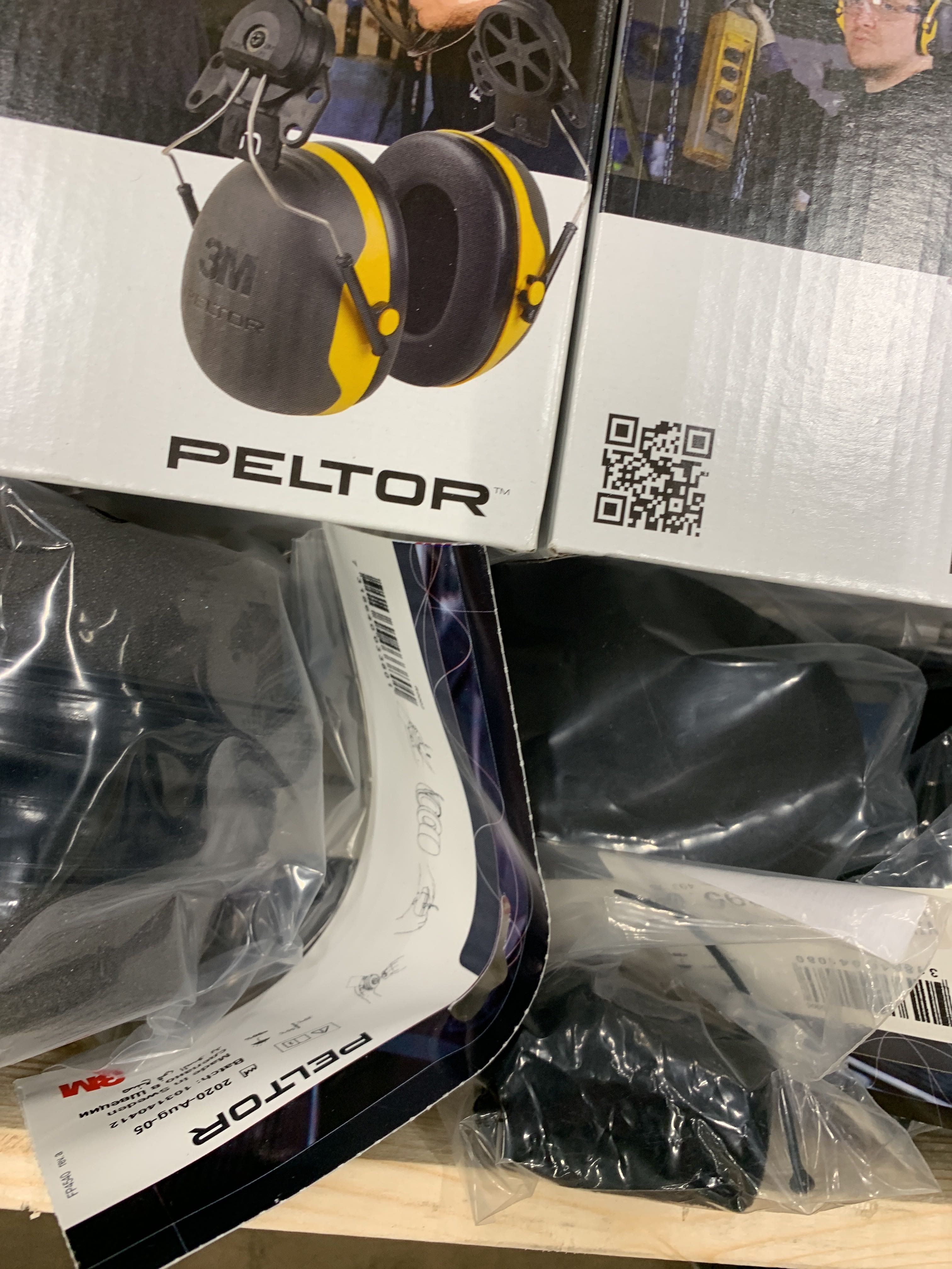 Sortiment med nitrilhandskar och hörselskydd - Auktioner online ...