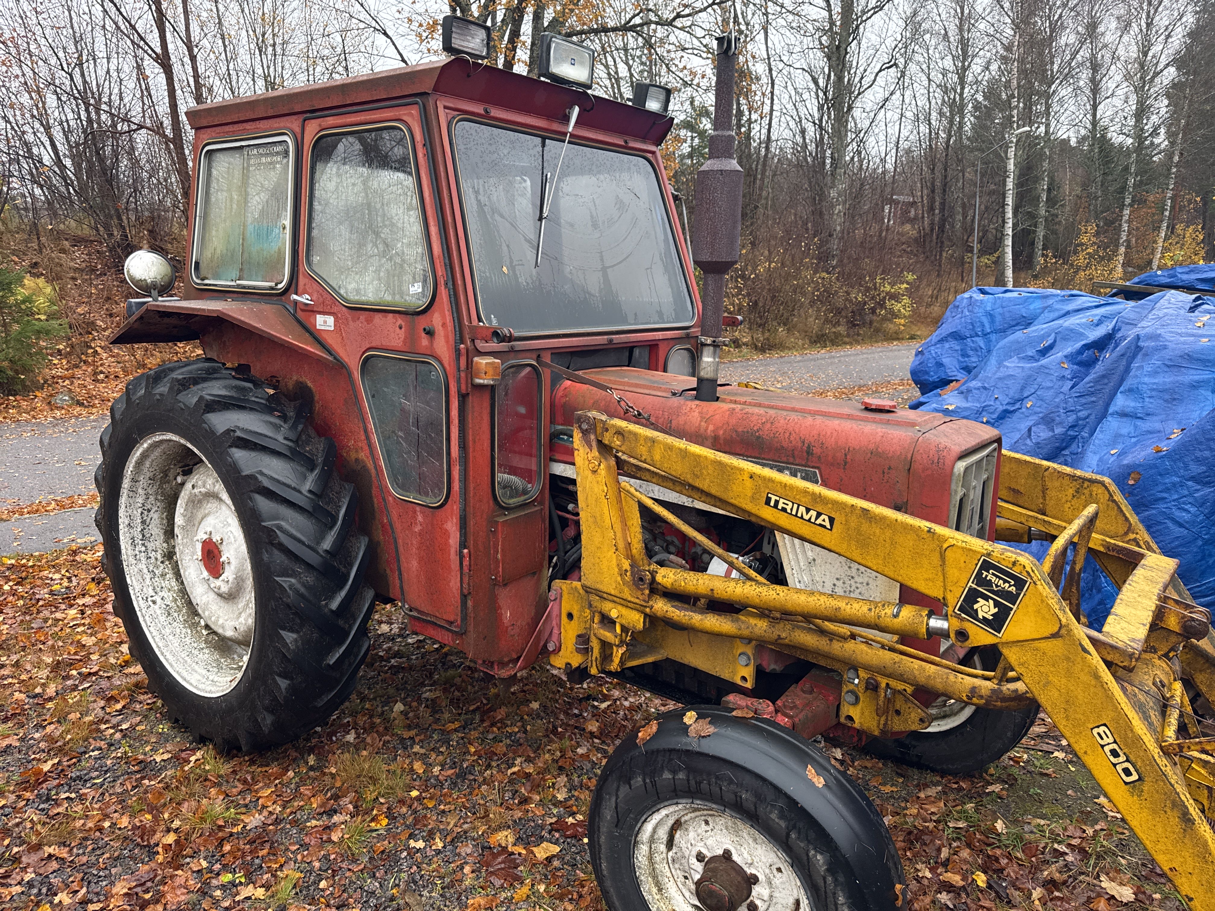 Traktor med TRIMA 800 lastare och gafflar HWO912 - INTERNATIONAL 475 TA ...