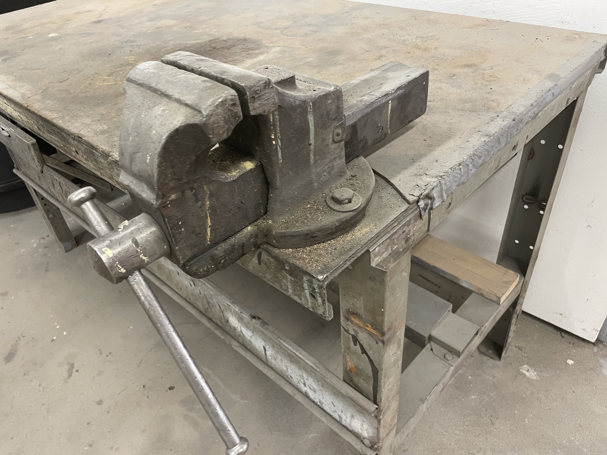Workbench with vise - PS Auction - We value the future - Largest in net ...