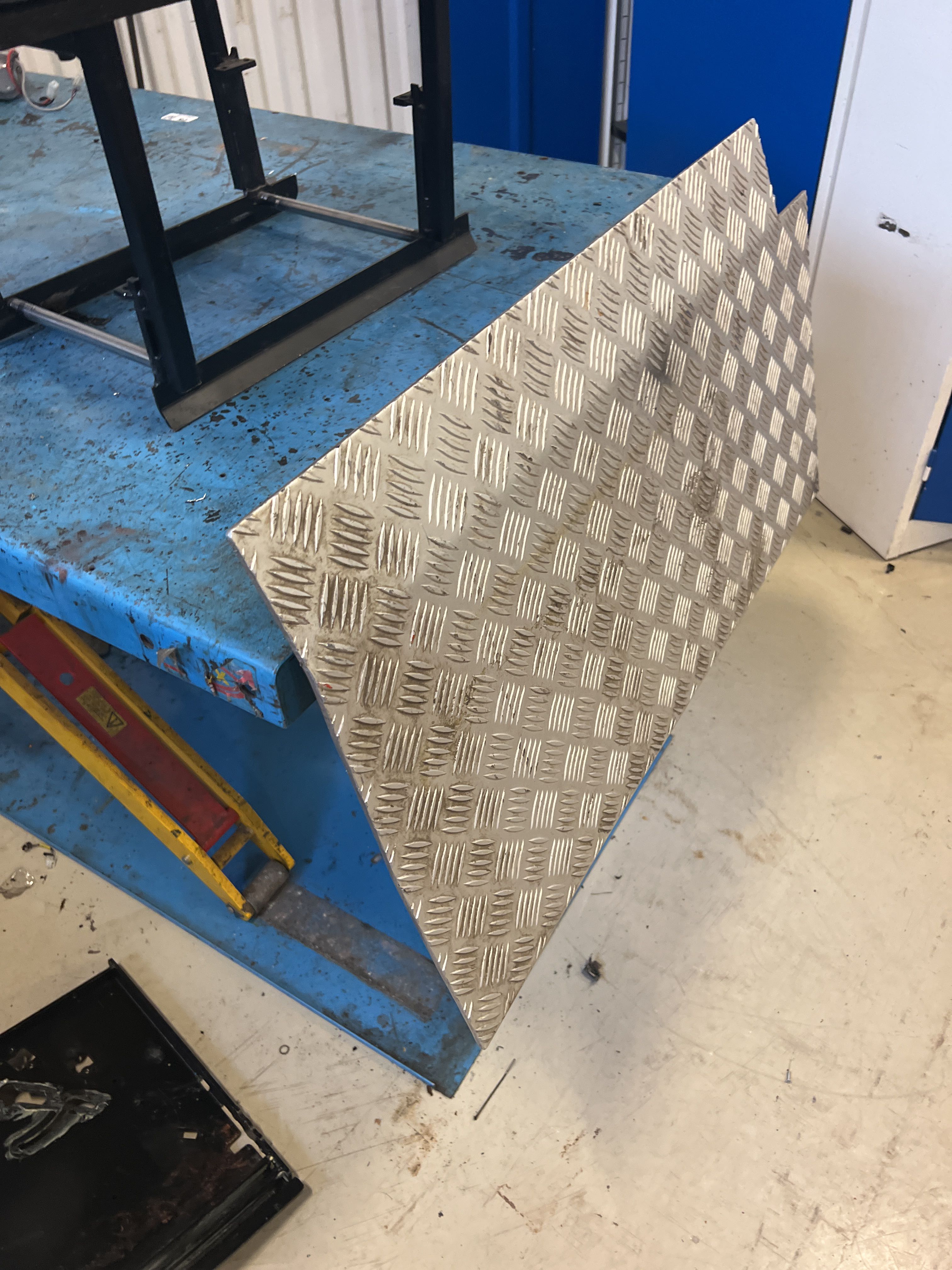 Scissor lift table with small ramp - PS Auction - We value the future ...