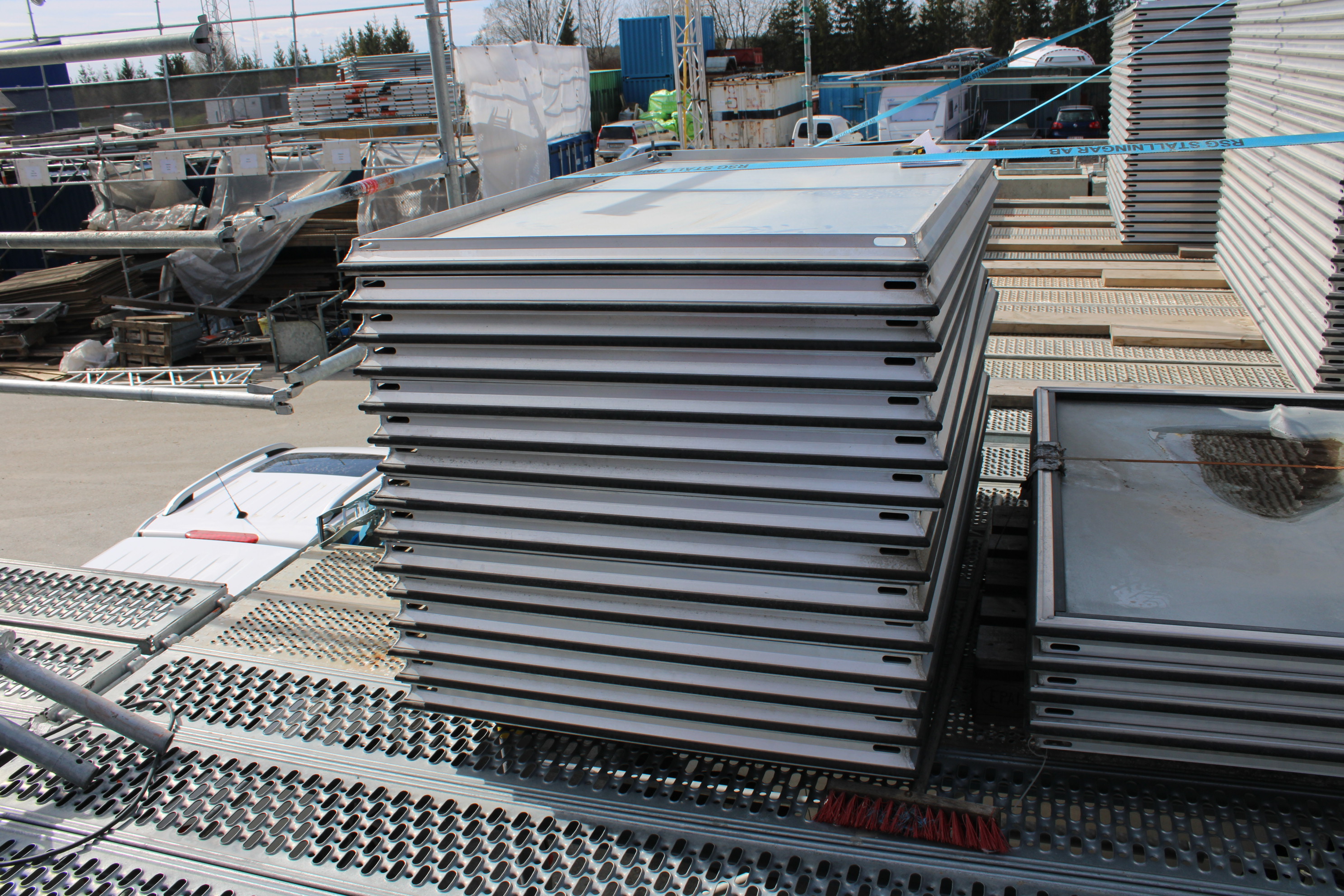 Layher Protect panels approx. 15 pcs - PS Auction - We value the future ...