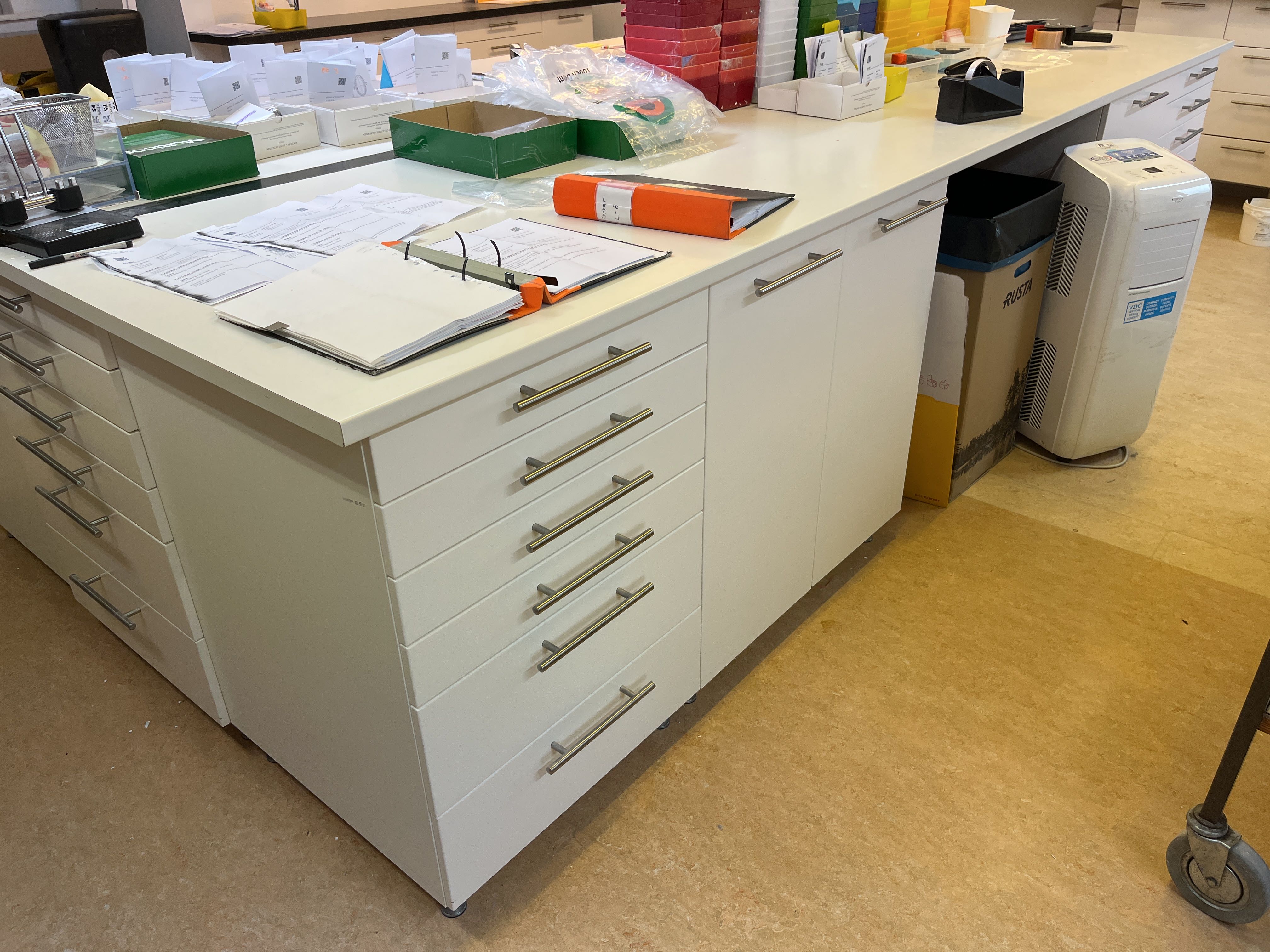 Platsbyggt arbetsbord med mycket förvaring - Auktioner online ...