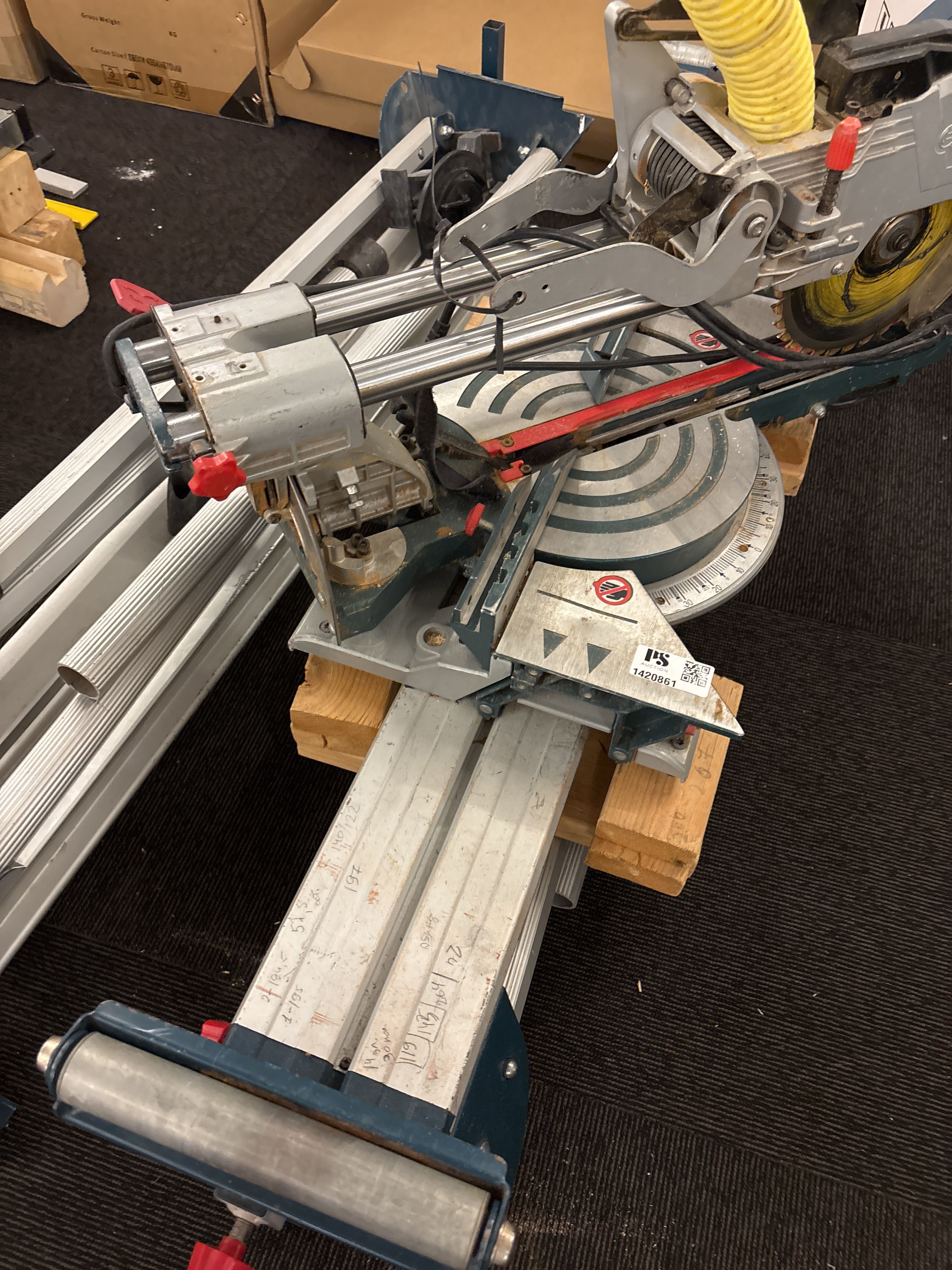 Cross-cut and mitre saw with 2 stands - Bosch GCM 8 SJL - PS Auction ...