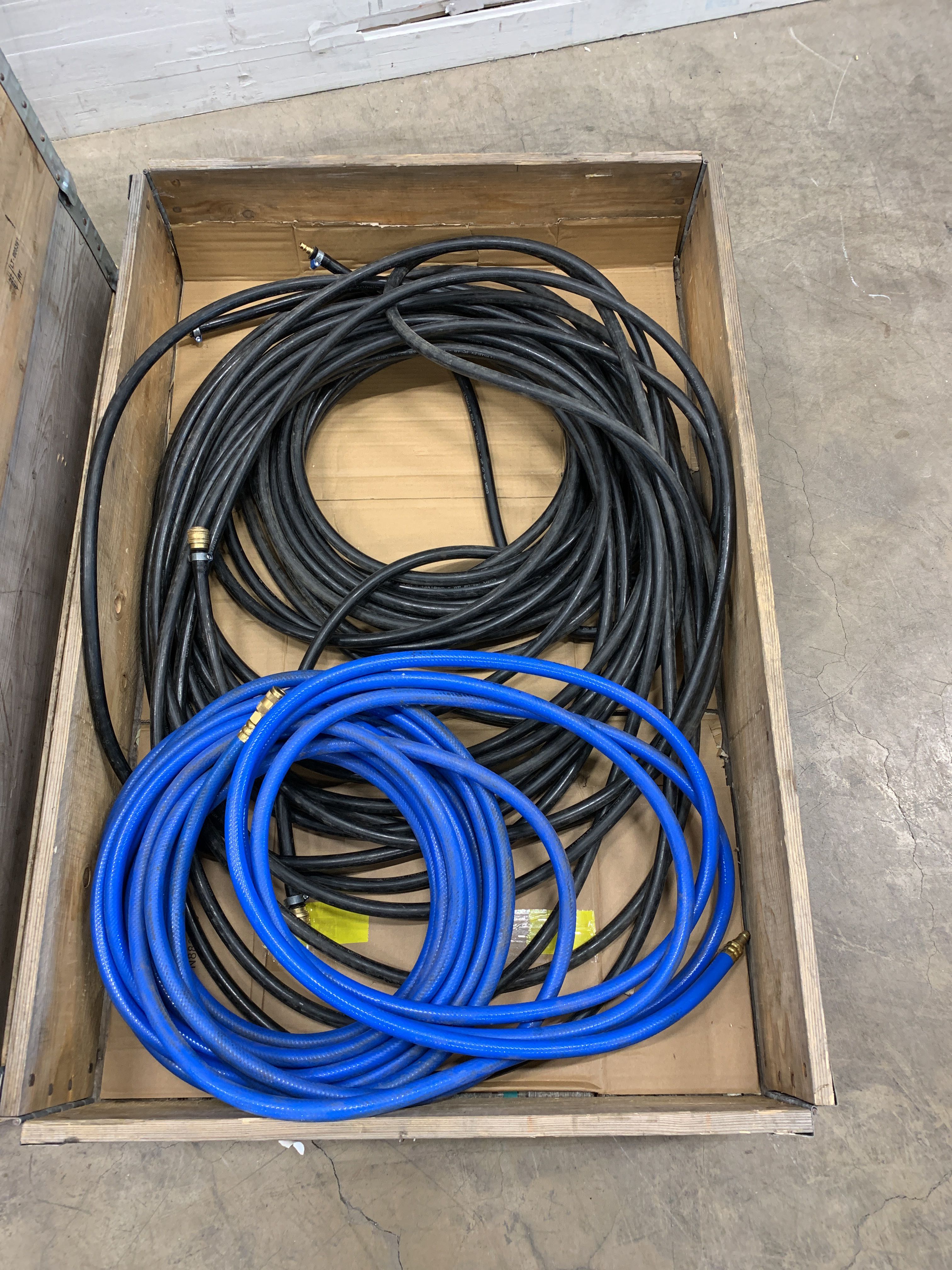 Assortment of various workshop accessories. - PS Auction - We value the ...