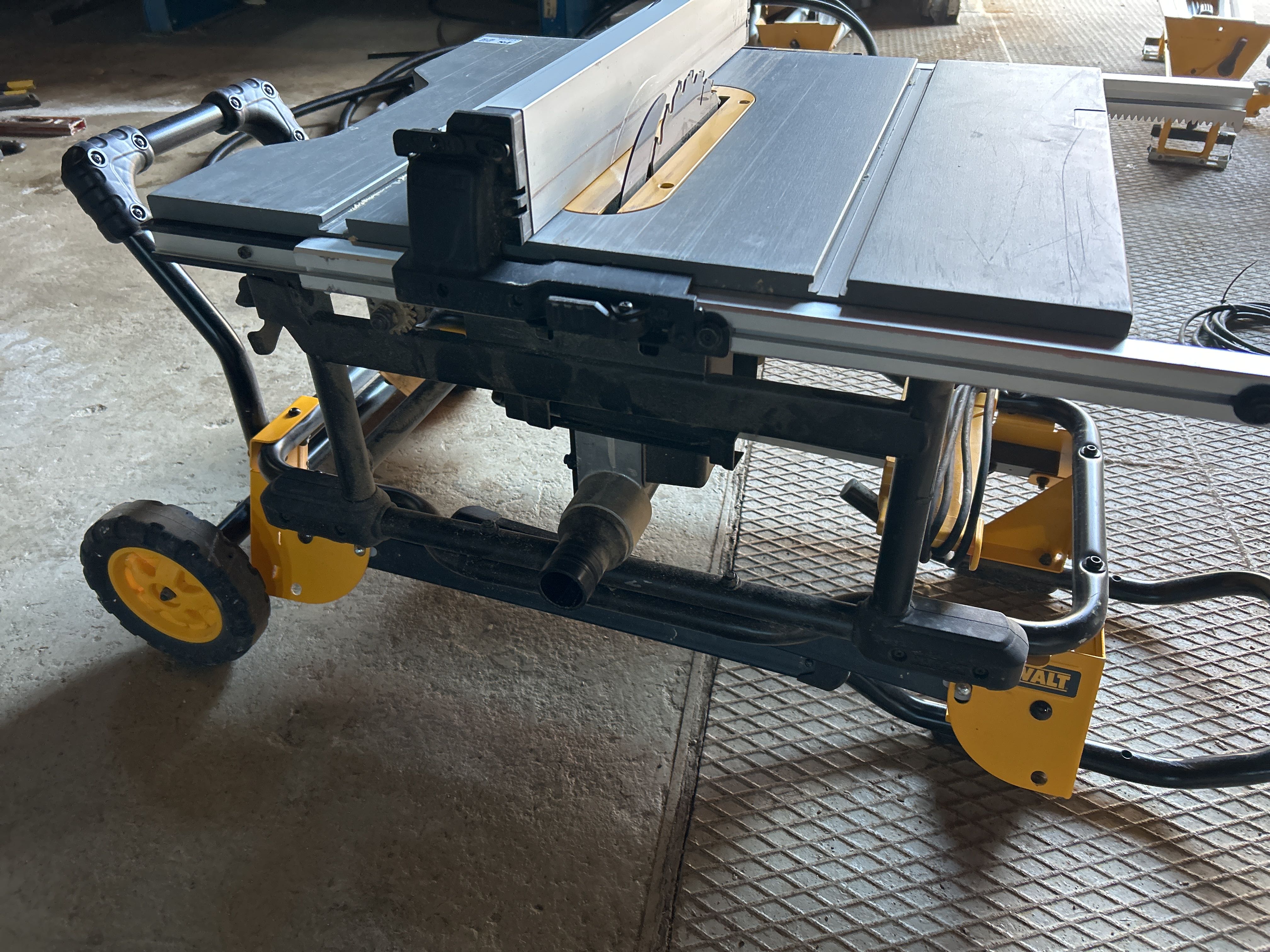 Table saw with stand - DeWALT DWE7492-QS - PS Auction - We value the ...