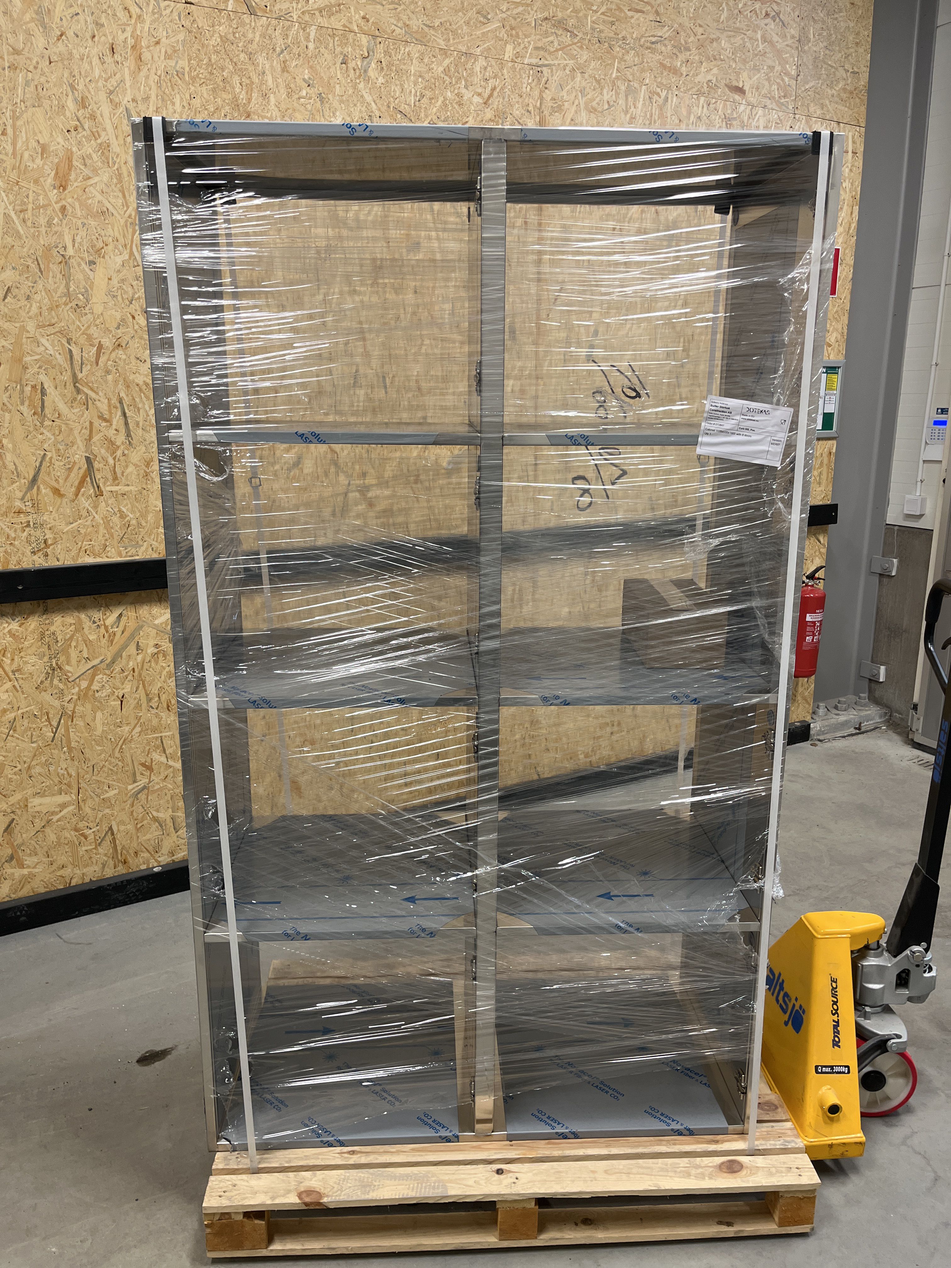 12 pallets with stainless steel cabinets - PS Auction - We value the ...