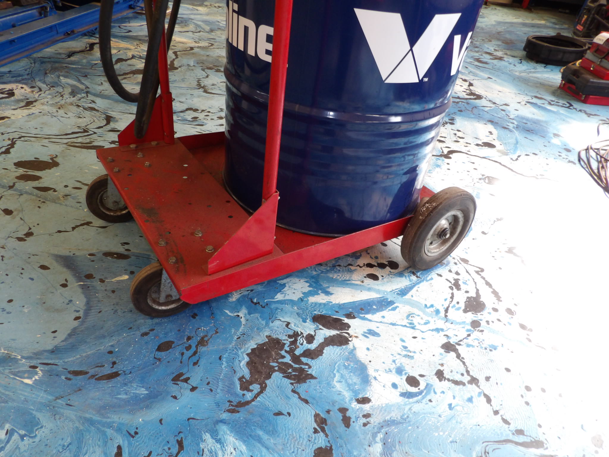 Oljefat med pump och vagn - Auktioner online - Nätauktioner ...