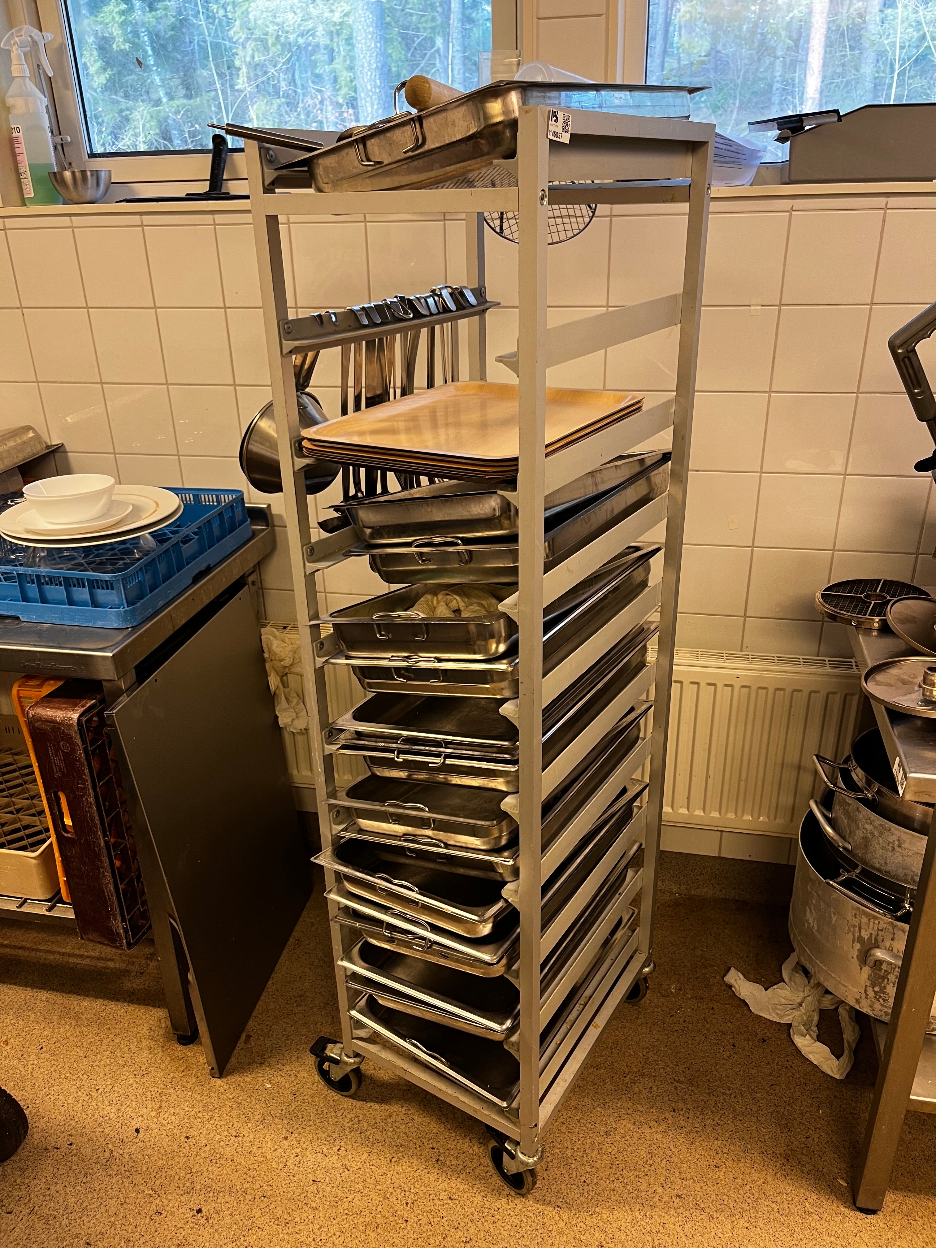 Brickvagn med kantiner och redskap - Auktioner online - Nätauktioner ...