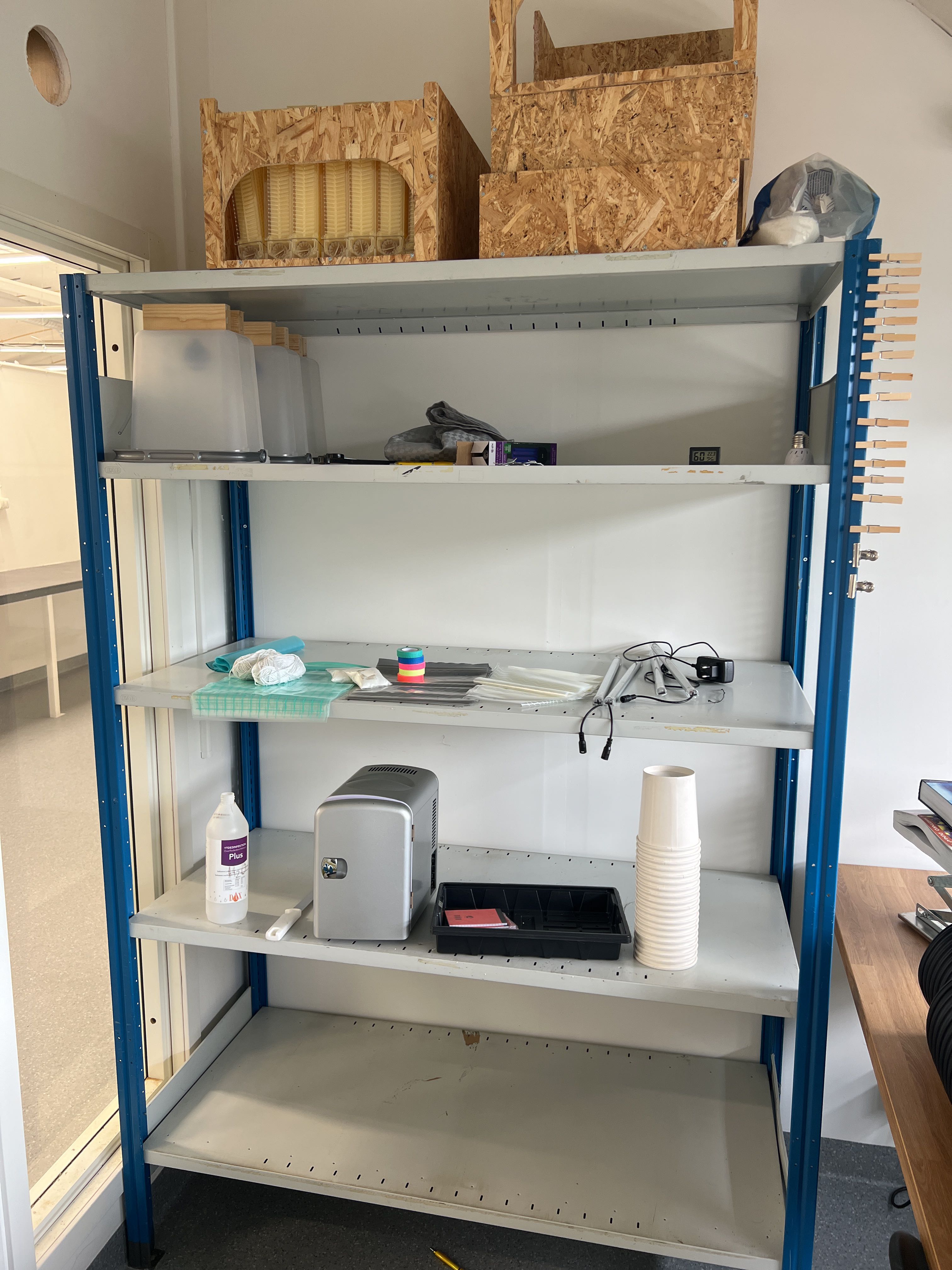 Desk, growing trough and accessories - PS Auction - We value the future ...